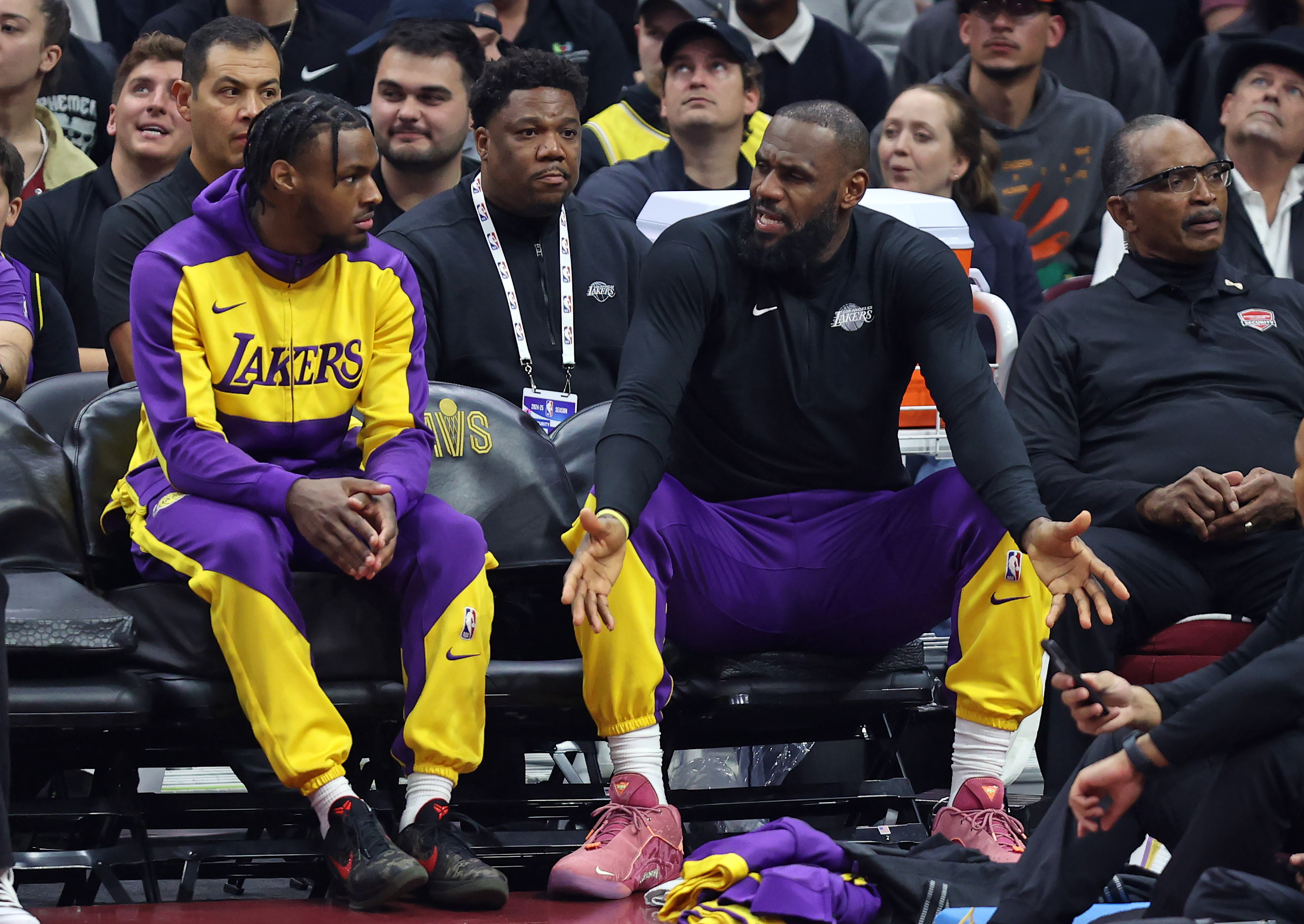 Los Angeles Lakers father/son duo LeBron and Bronny James welcomed to ...