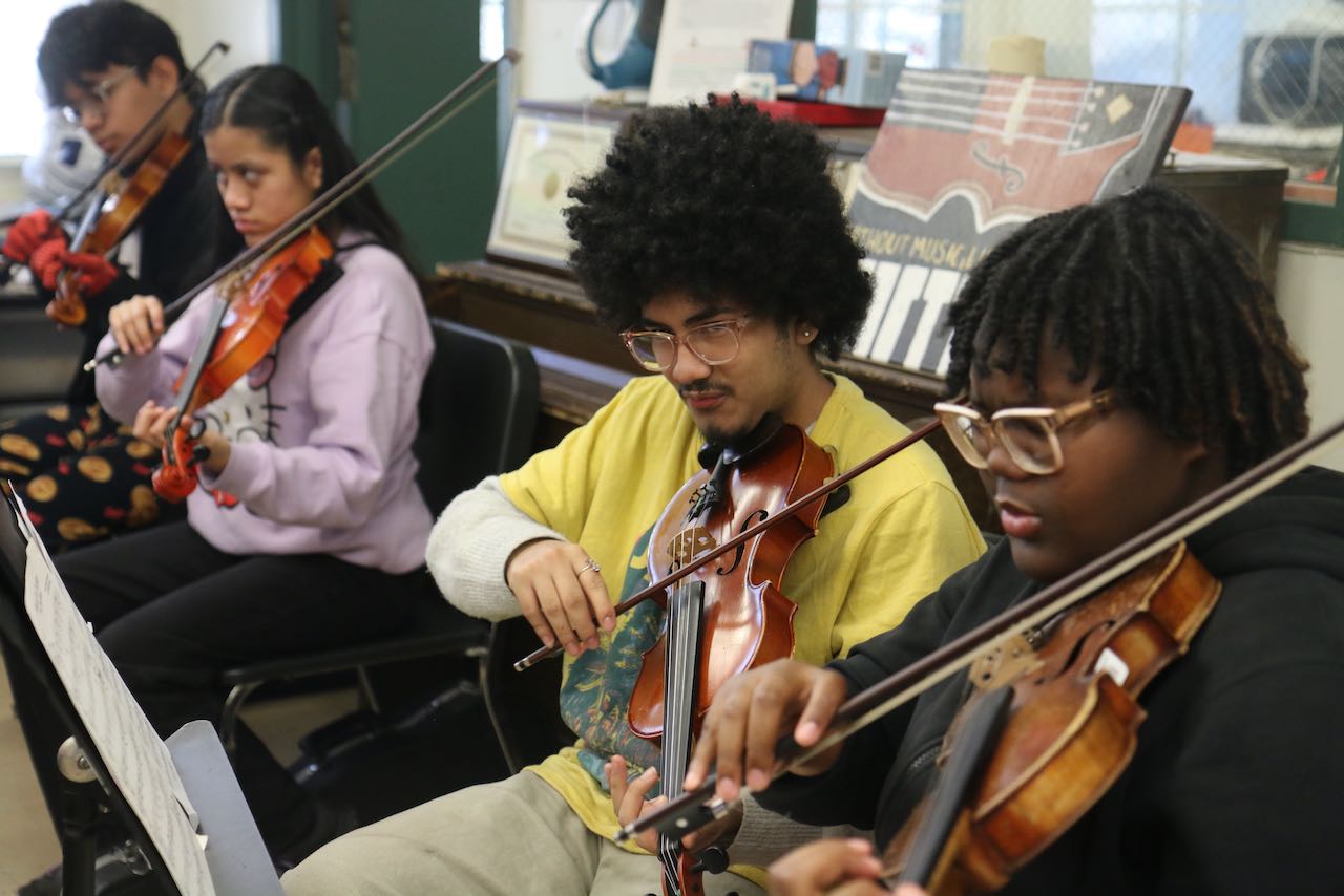 Staten Island music educator brings joy of strings instruments to ...
