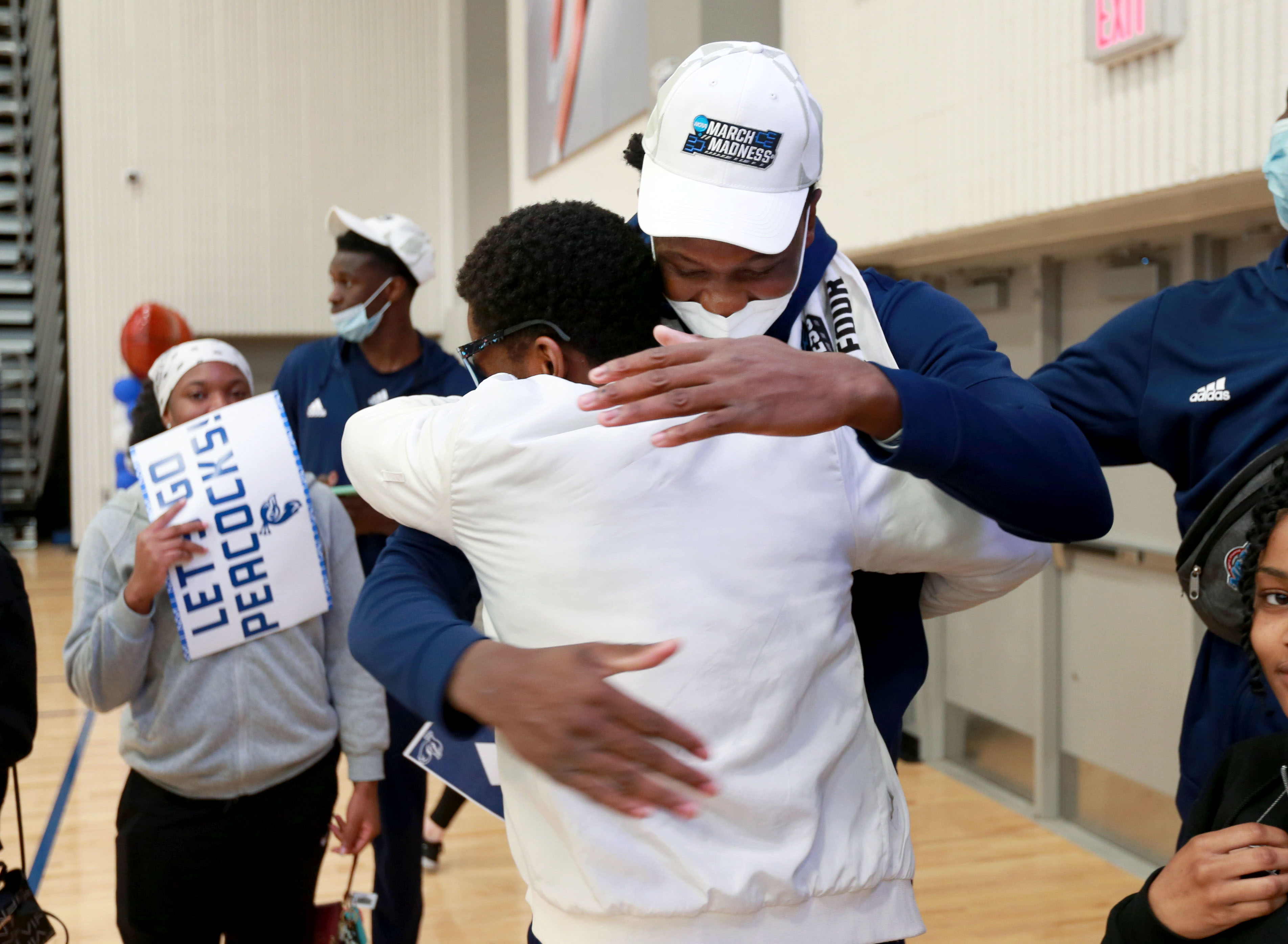 St. Peter’s University basketball returns home to a rally - nj.com