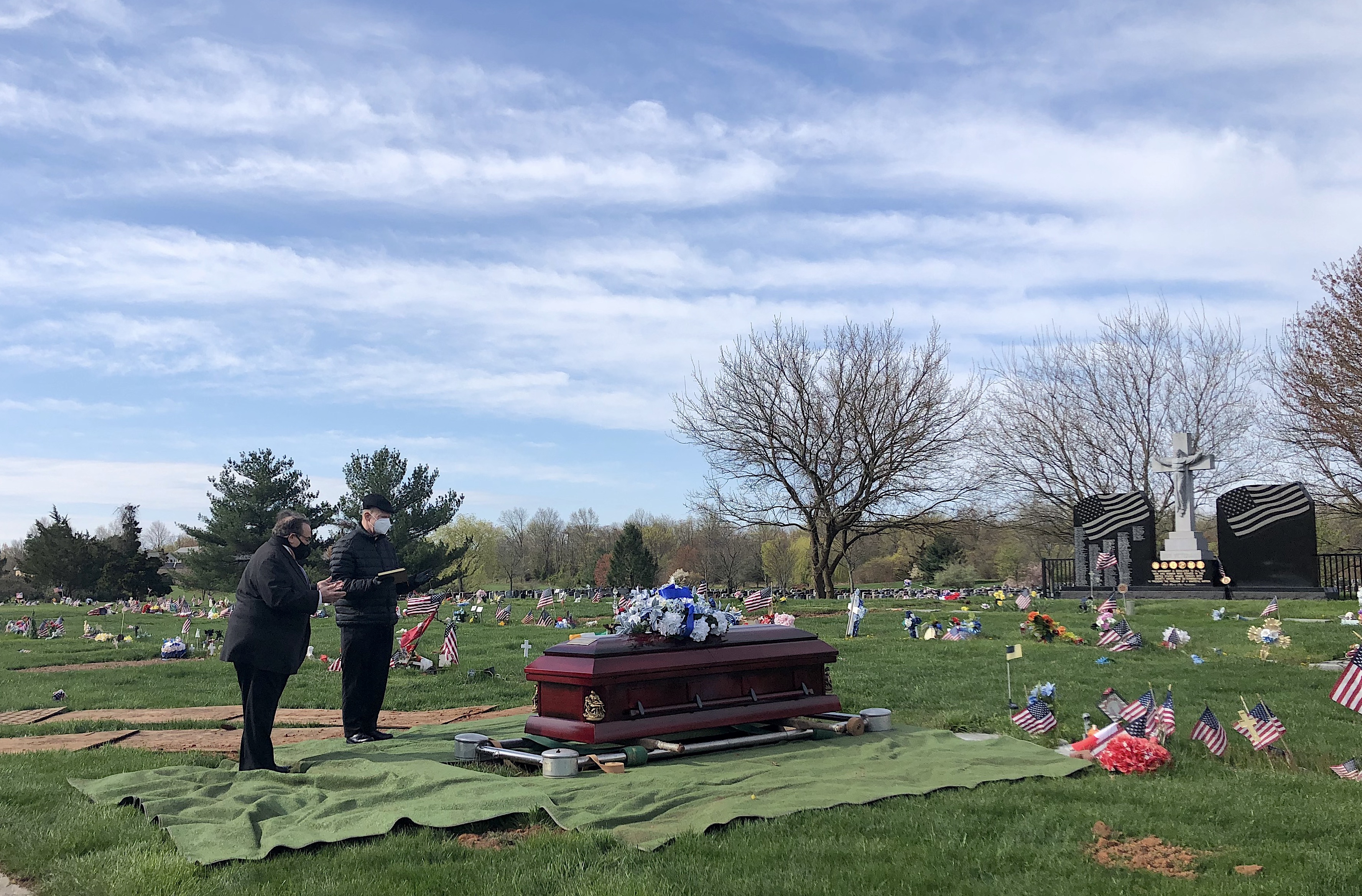A lonely goodbye: Coronavirus victim laid to rest - silive.com