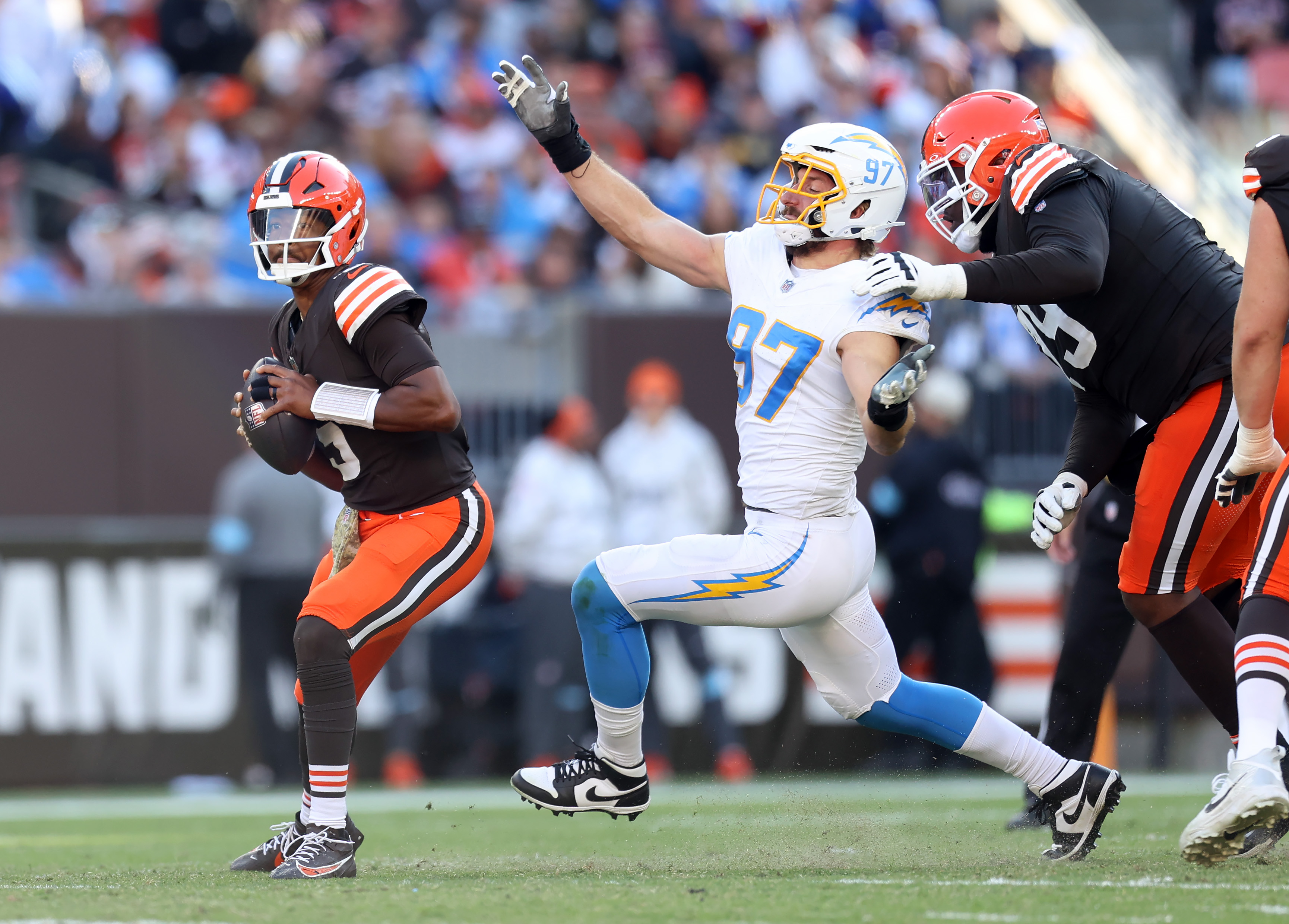 Cleveland Browns quarterback Jameis Winston vs. Los Angeles Chargers ...