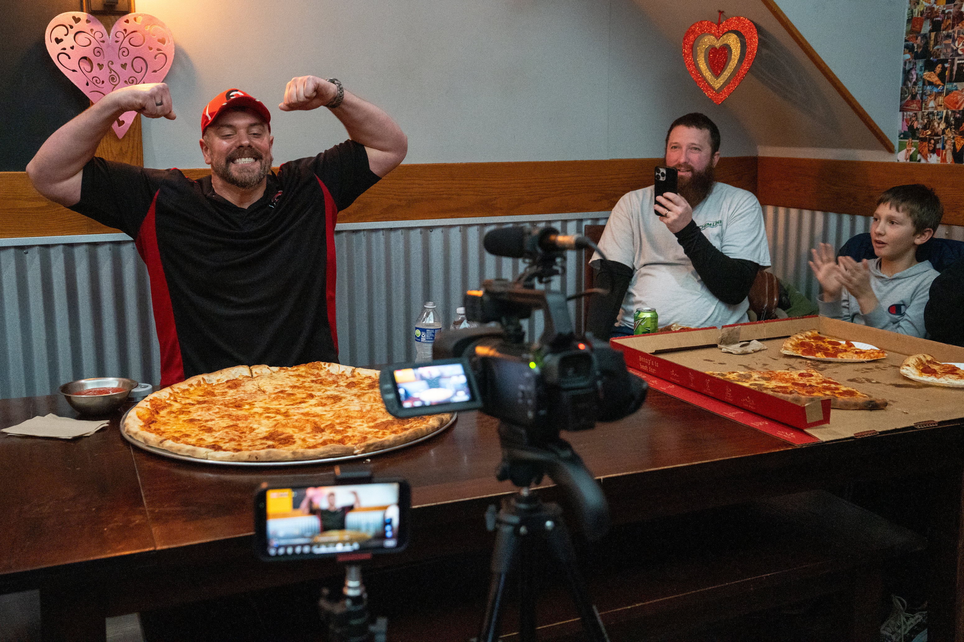 YouTube sensation Randy Santel takes on a 28 inch pizza alone at Benny ...