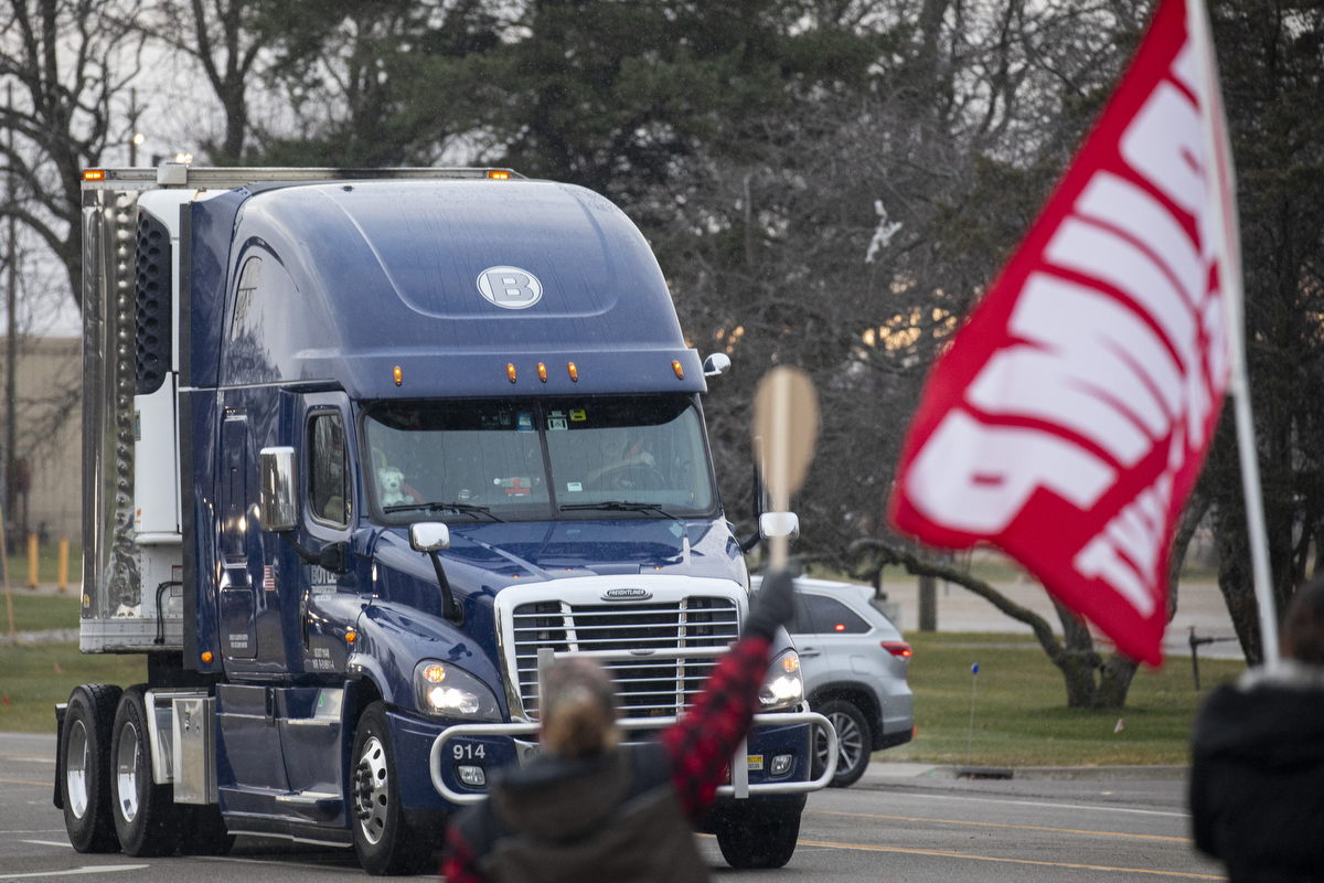 Trucks carrying COVID-19 vaccine depart Pfizer plant in Portage ...