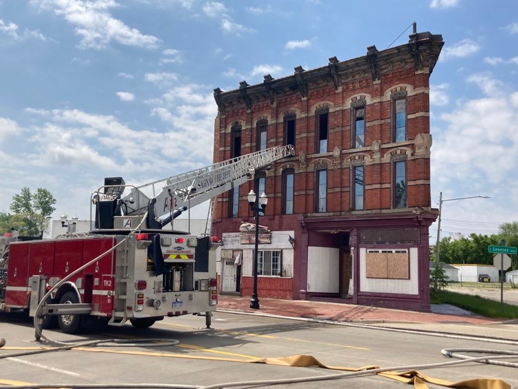 Crews battle fire at three-story vacant building in downtown Saginaw ...