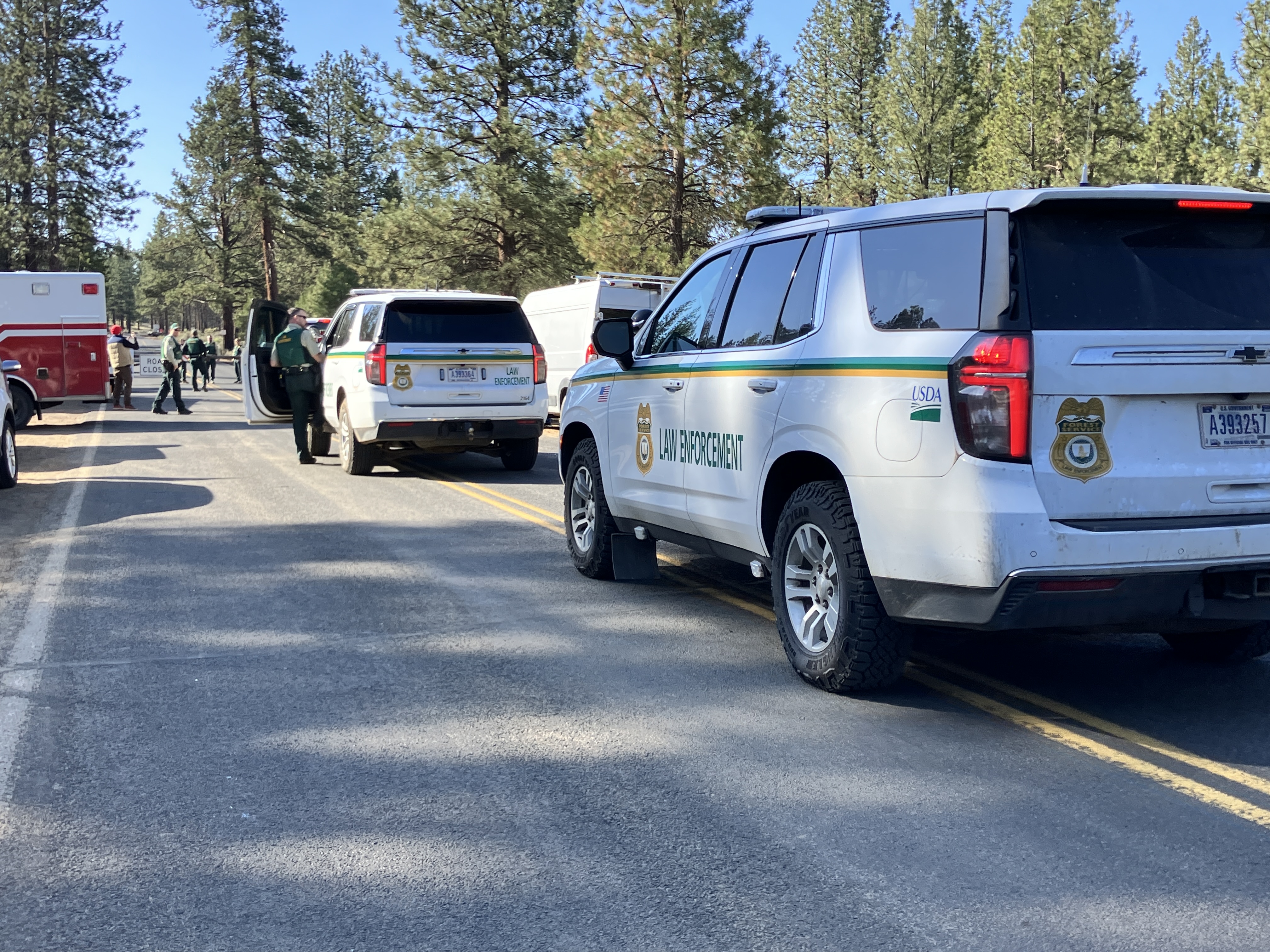 Gate closed to Cabin Butte expanse of Deschutes National Forest ...