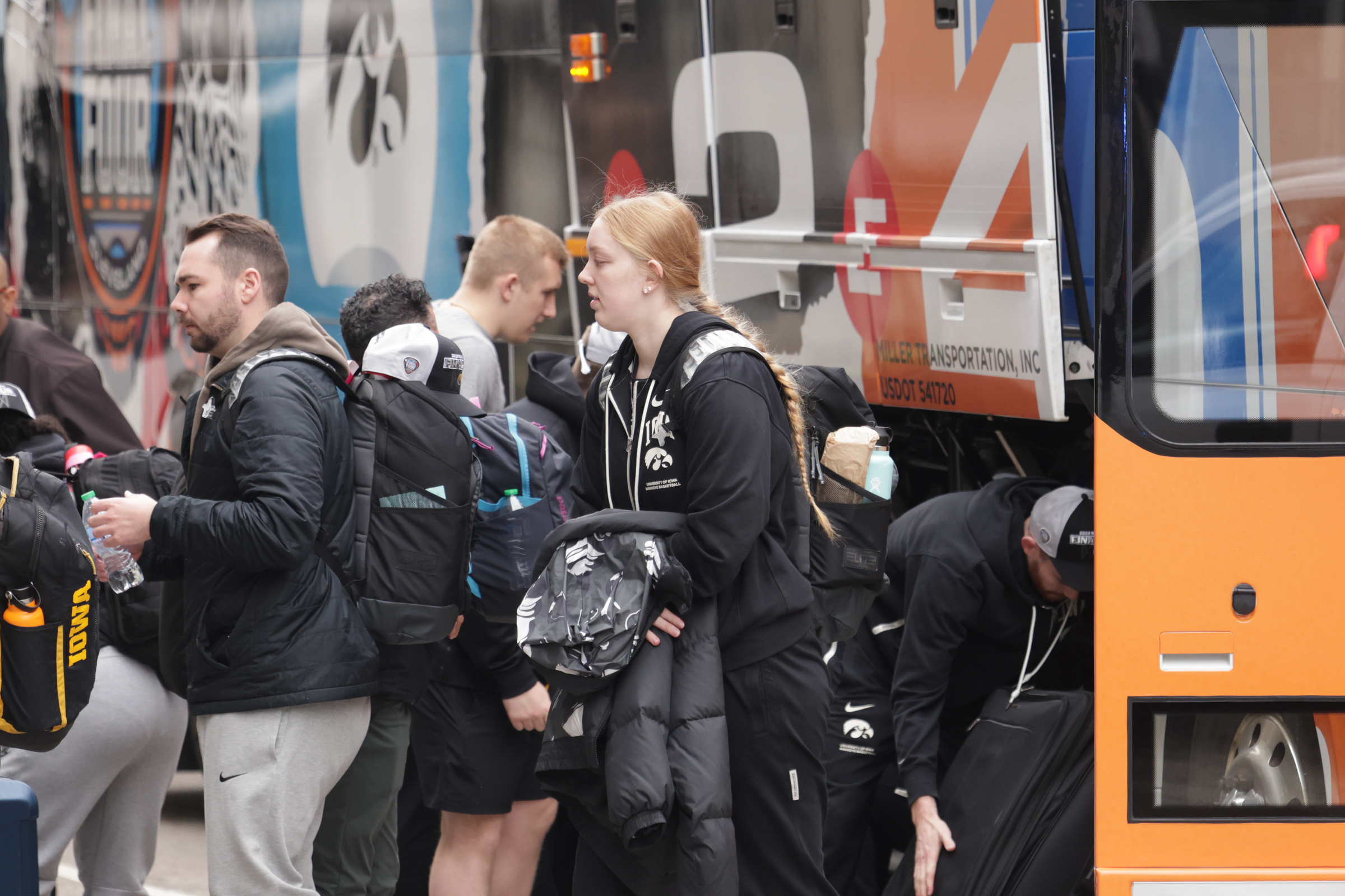 Iowa Hawkeyes women's team arrives in Cleveland - cleveland.com