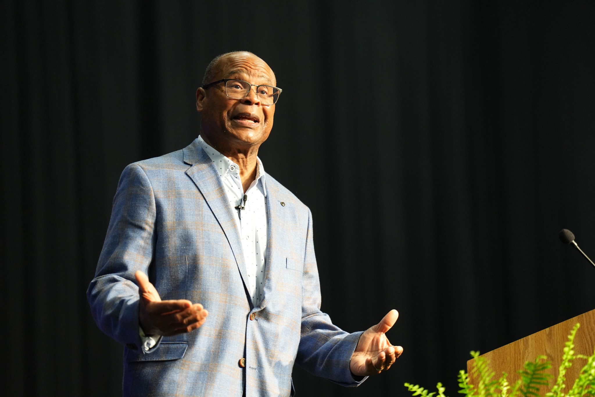 NFL legend Mike Singletary speaks at Prayer Breakfast - mlive.com