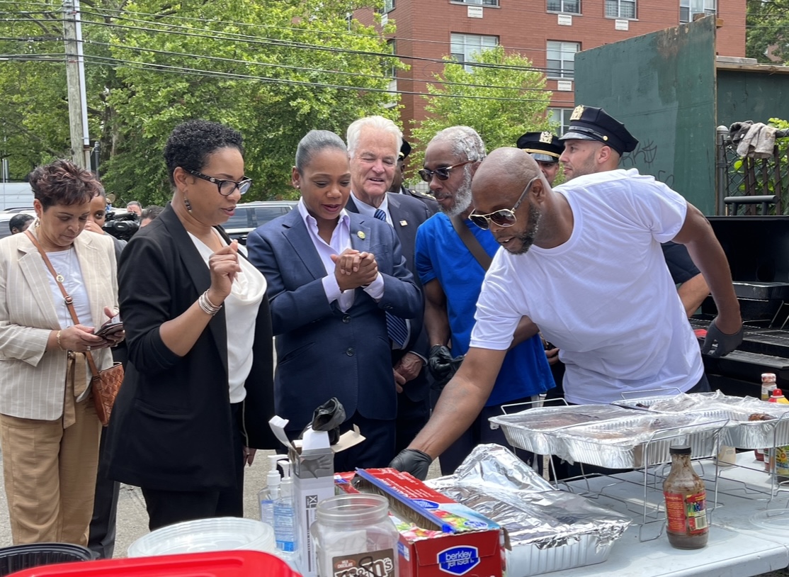 NYPD Commissior tours Stapleton - silive.com