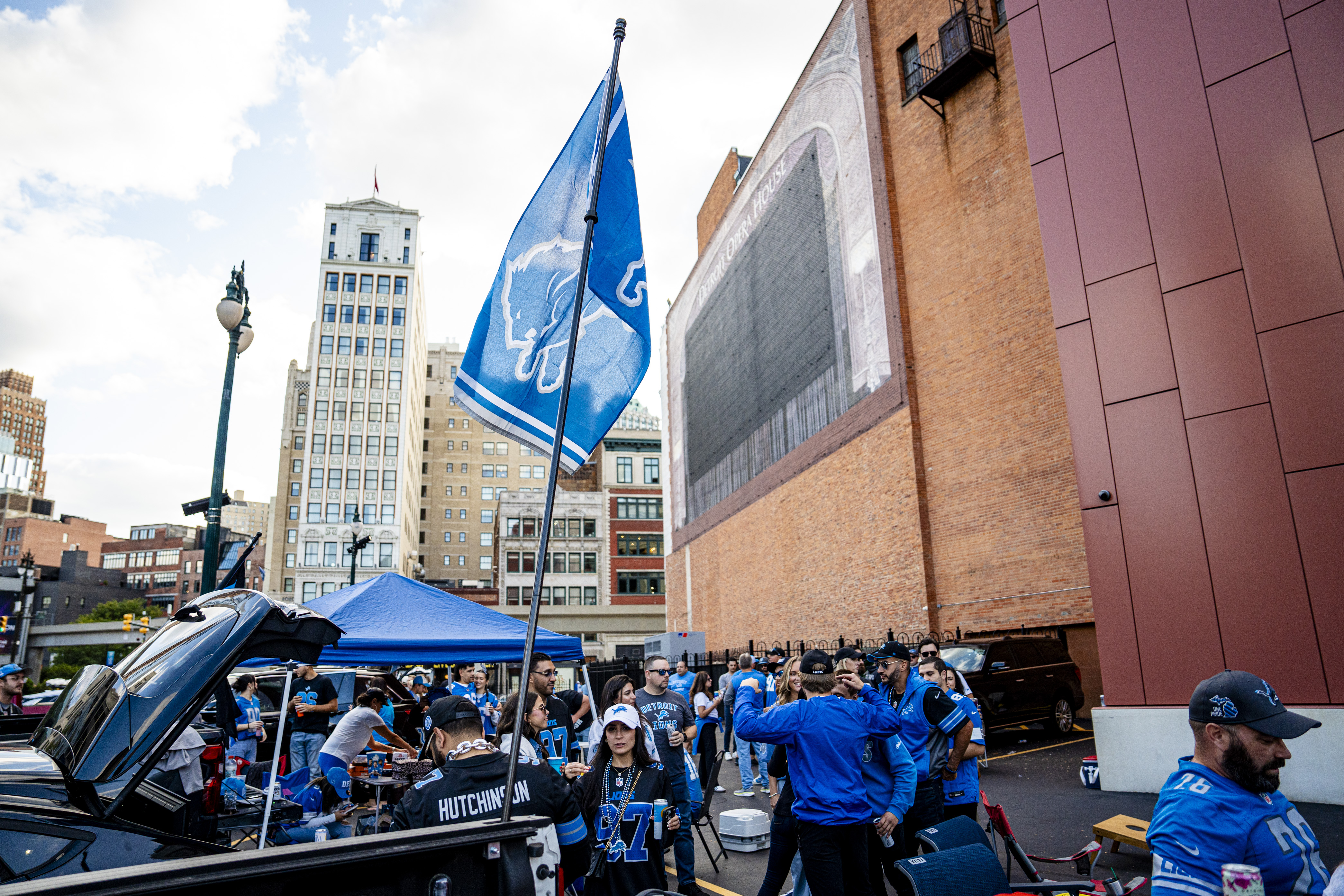 Thousands of Lions fans tailgate before facing the Rams in season ...