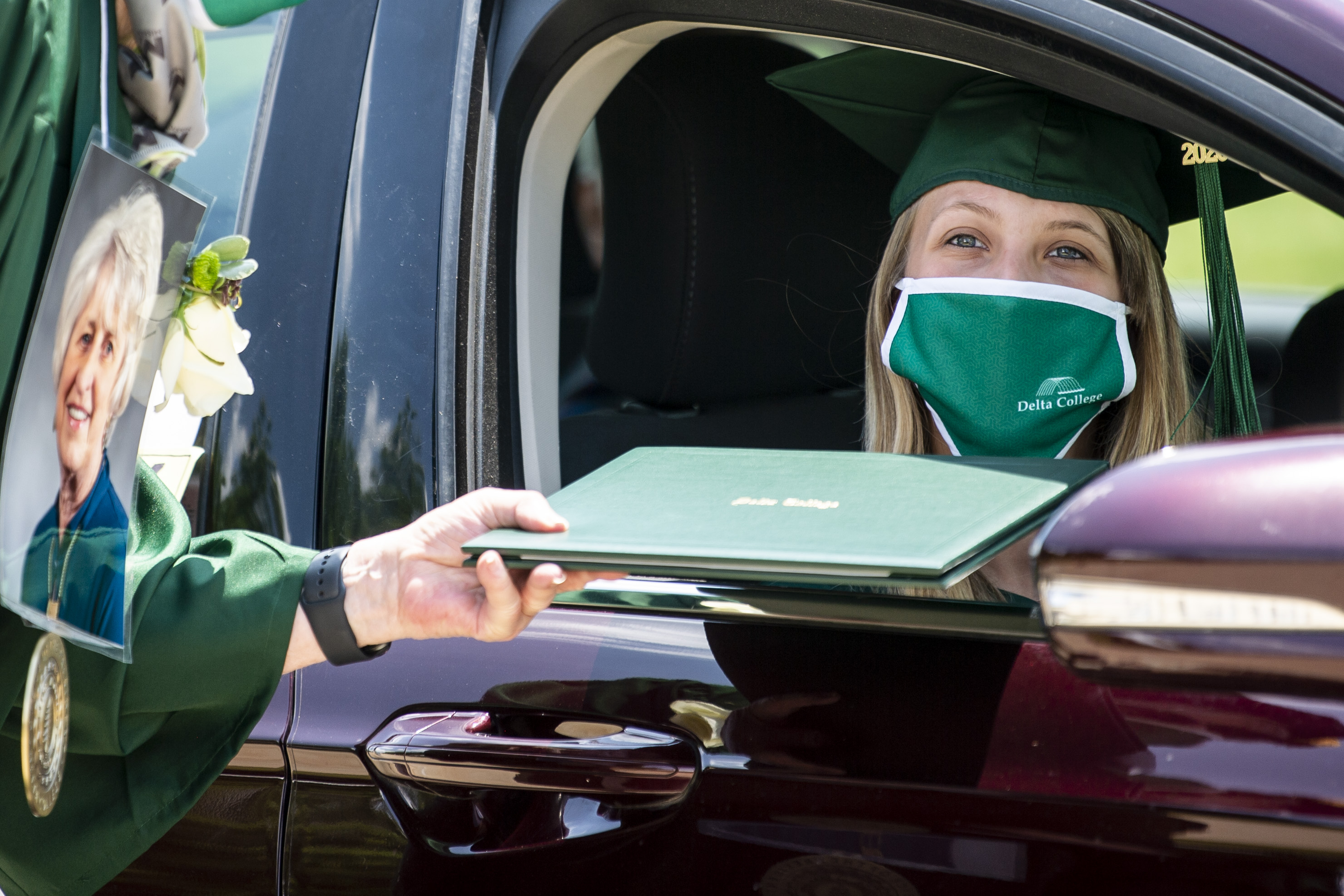 Delta College hosts 'cruise-in commencement' for 2020 graduates - mlive.com