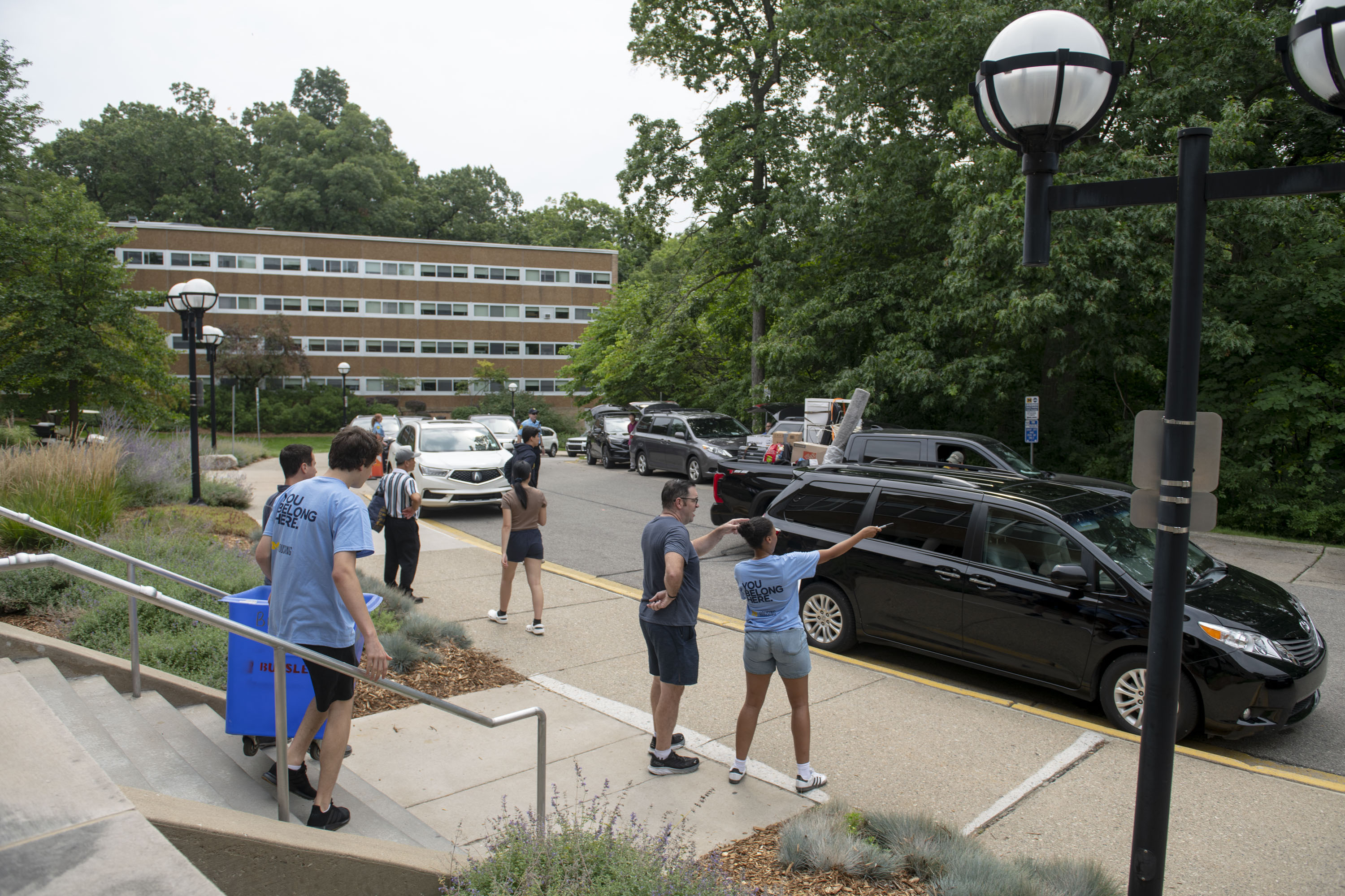 UM Move in Day 2023 - Students move in to Bursley Hall on North Campus ...