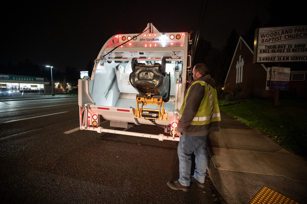 COR City of Roses Disposal and Recycling electric dump truck ...