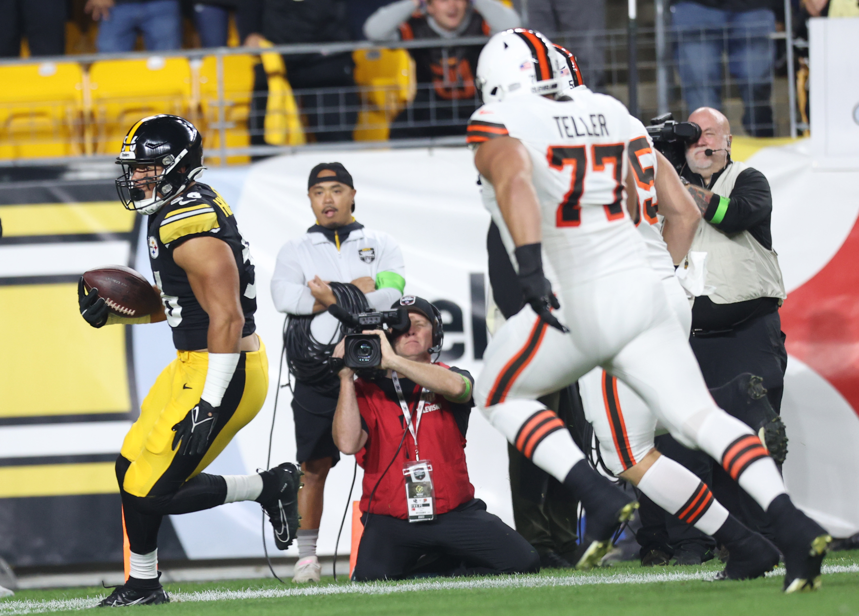 Cleveland Browns vs. Pittsburgh Steelers in Monday Night Football ...