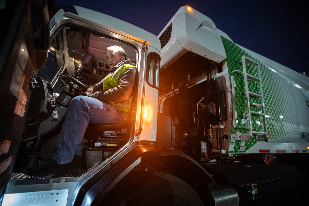 COR City of Roses Disposal and Recycling electric dump truck ...