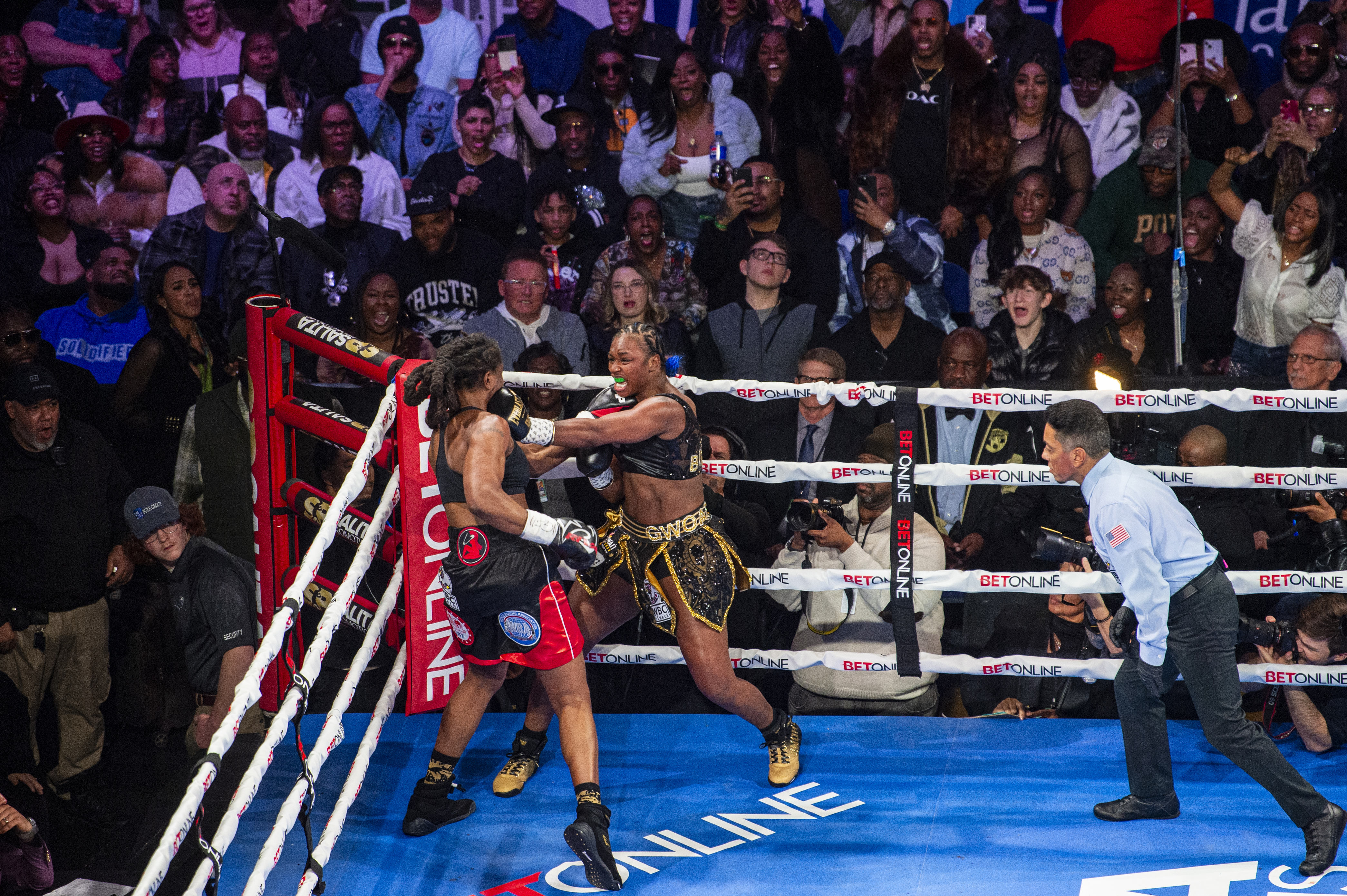 Claressa Shields drops Perkins, becomes undisputed heavyweight champ ...