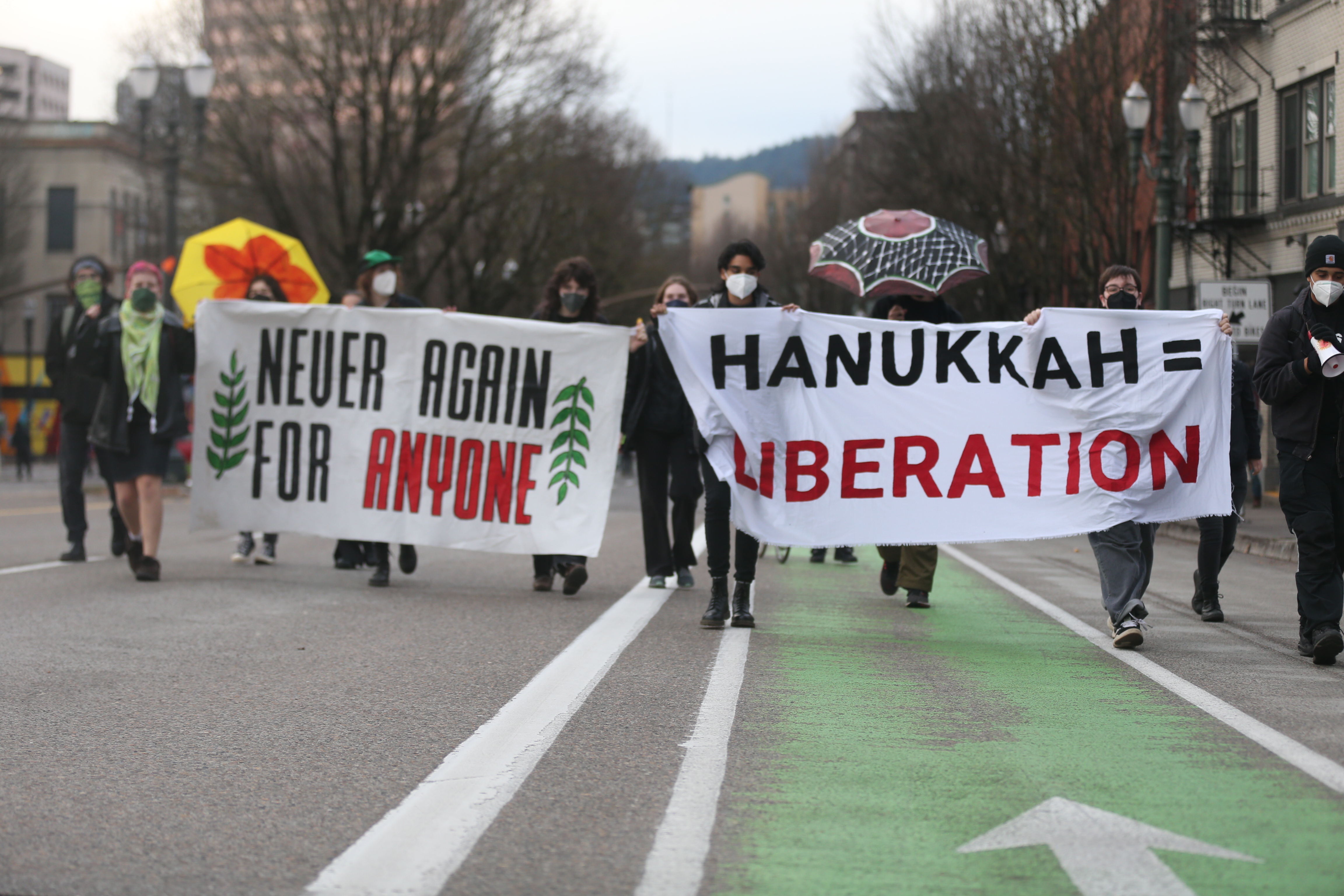 Jewish Voices for Peace gather on Burnside Bridge to demand a ceasefire ...