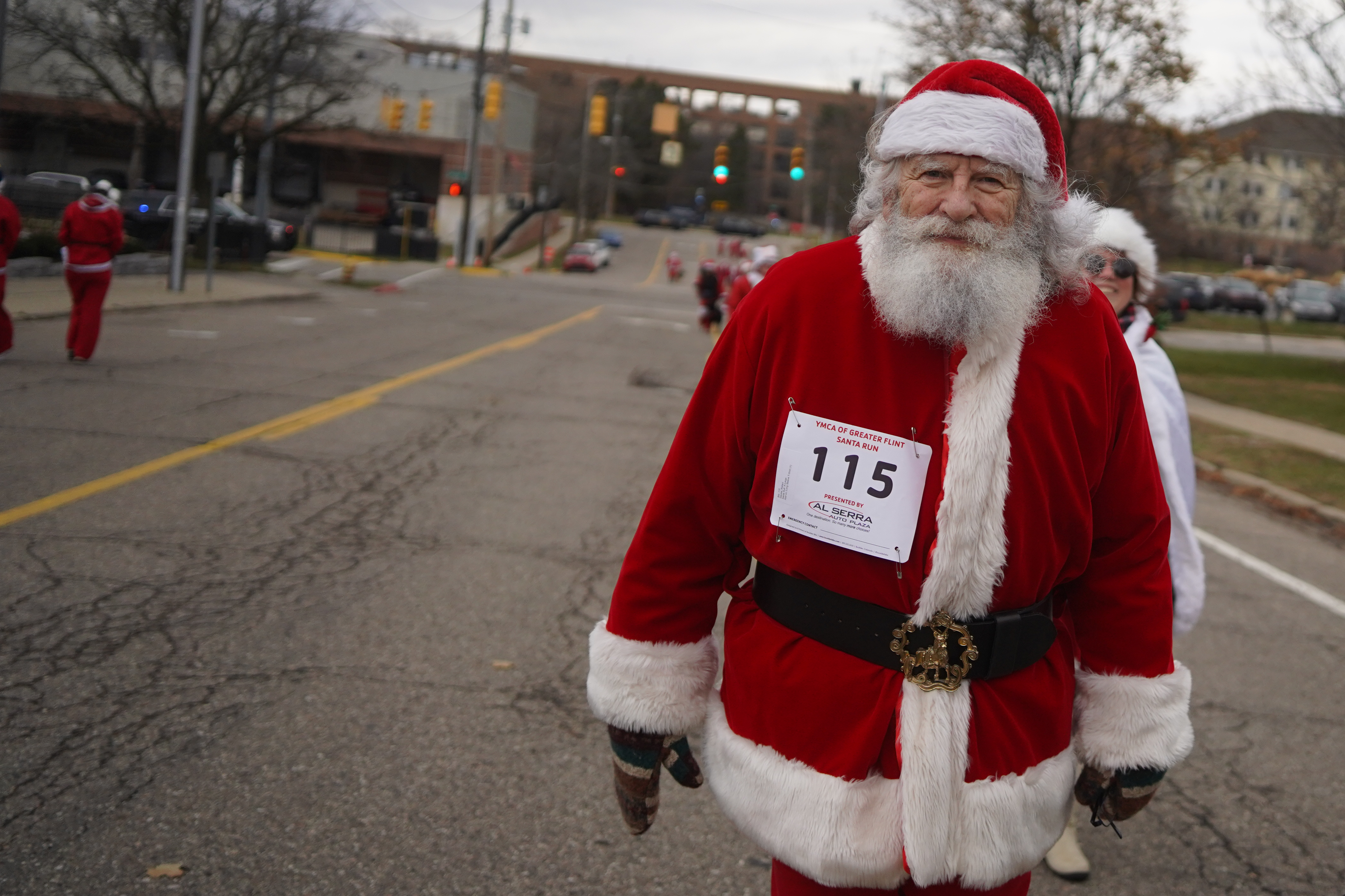 Over a thousand Santas march through downtown Flint for YMCA 5K run ...