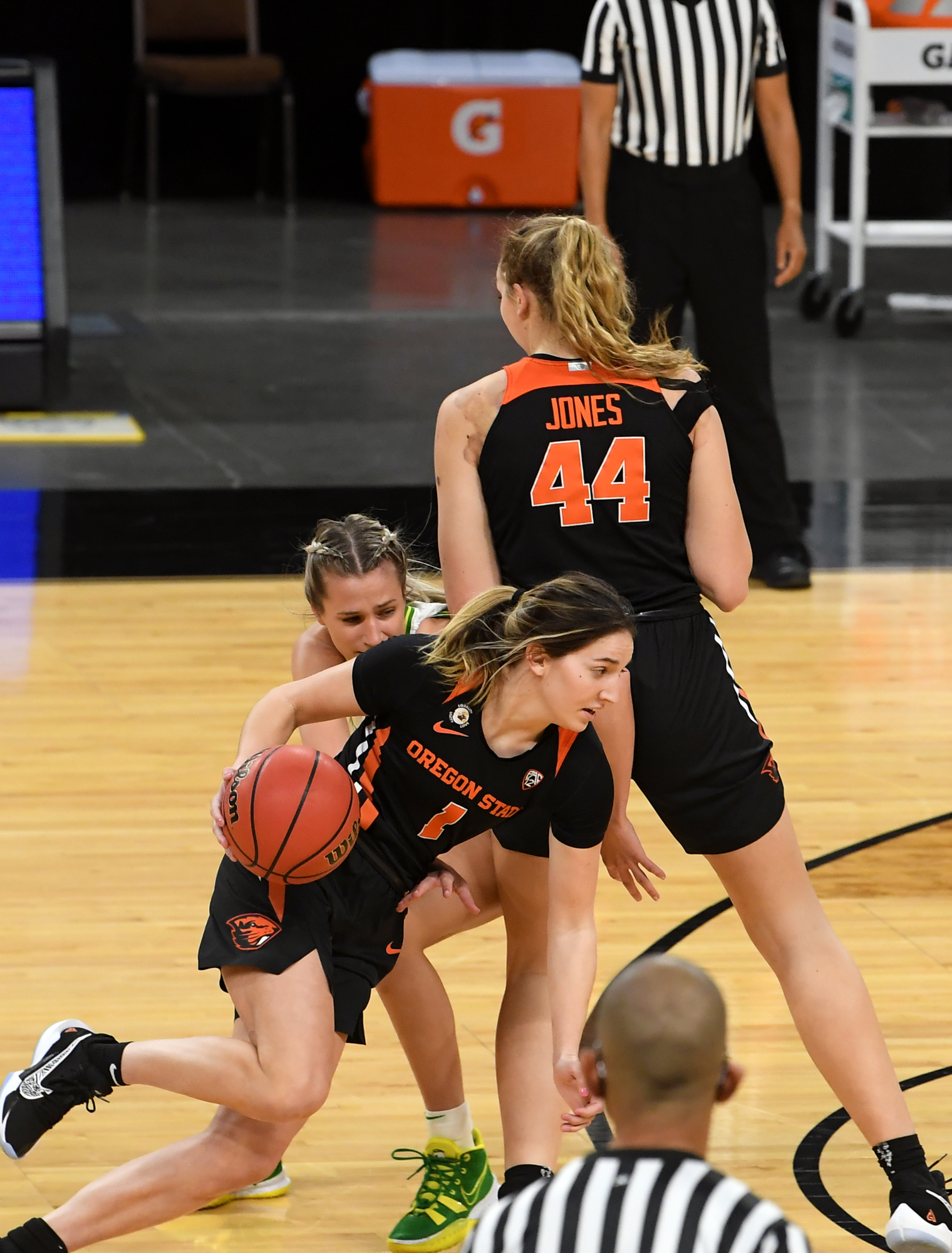 Oregon vs. Oregon State at Pac-12 women's basketball tournament ...