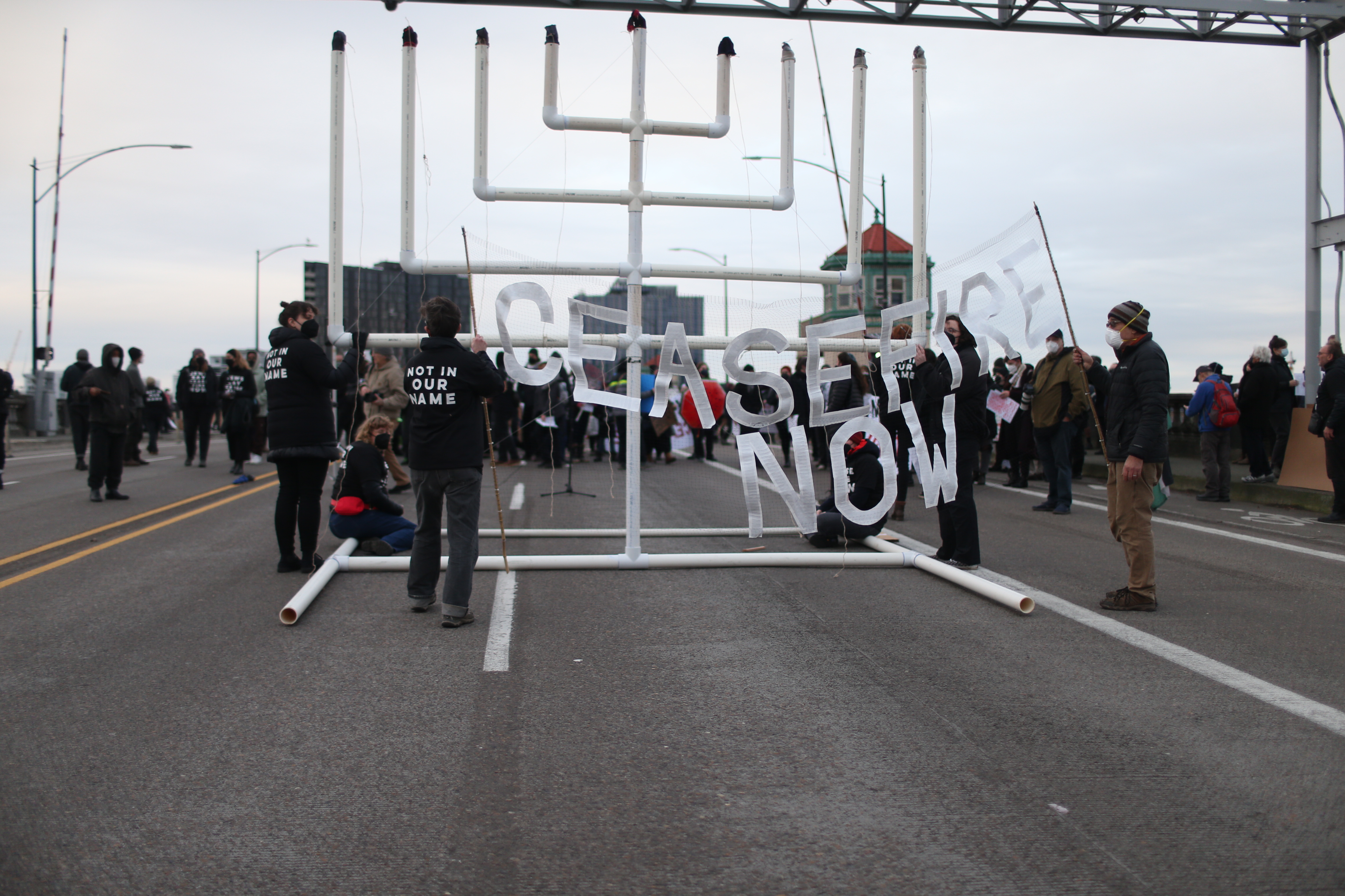 Jewish Voices for Peace gather on Burnside Bridge to demand a ceasefire ...