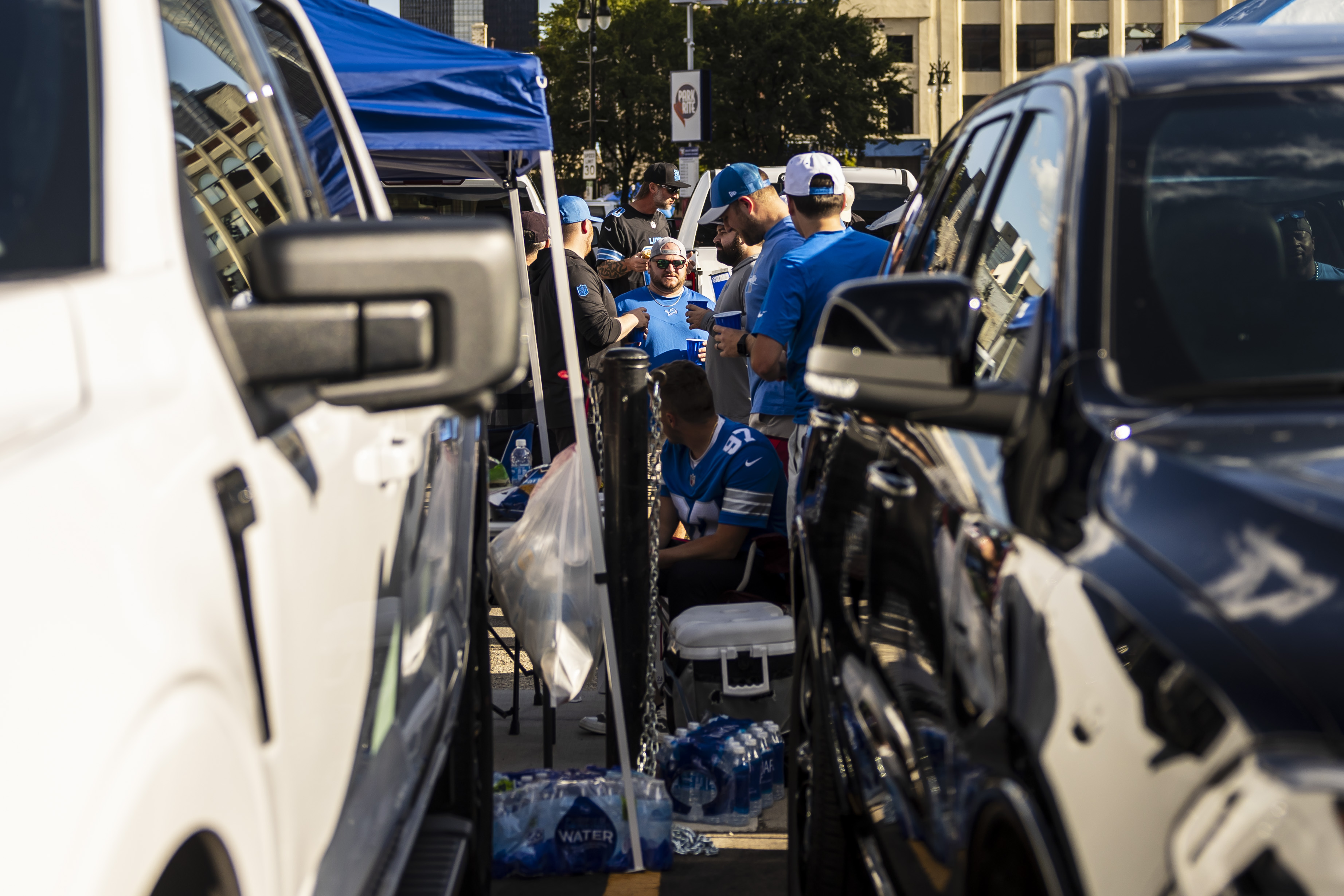 Thousands of Lions fans tailgate before facing the Rams in season ...