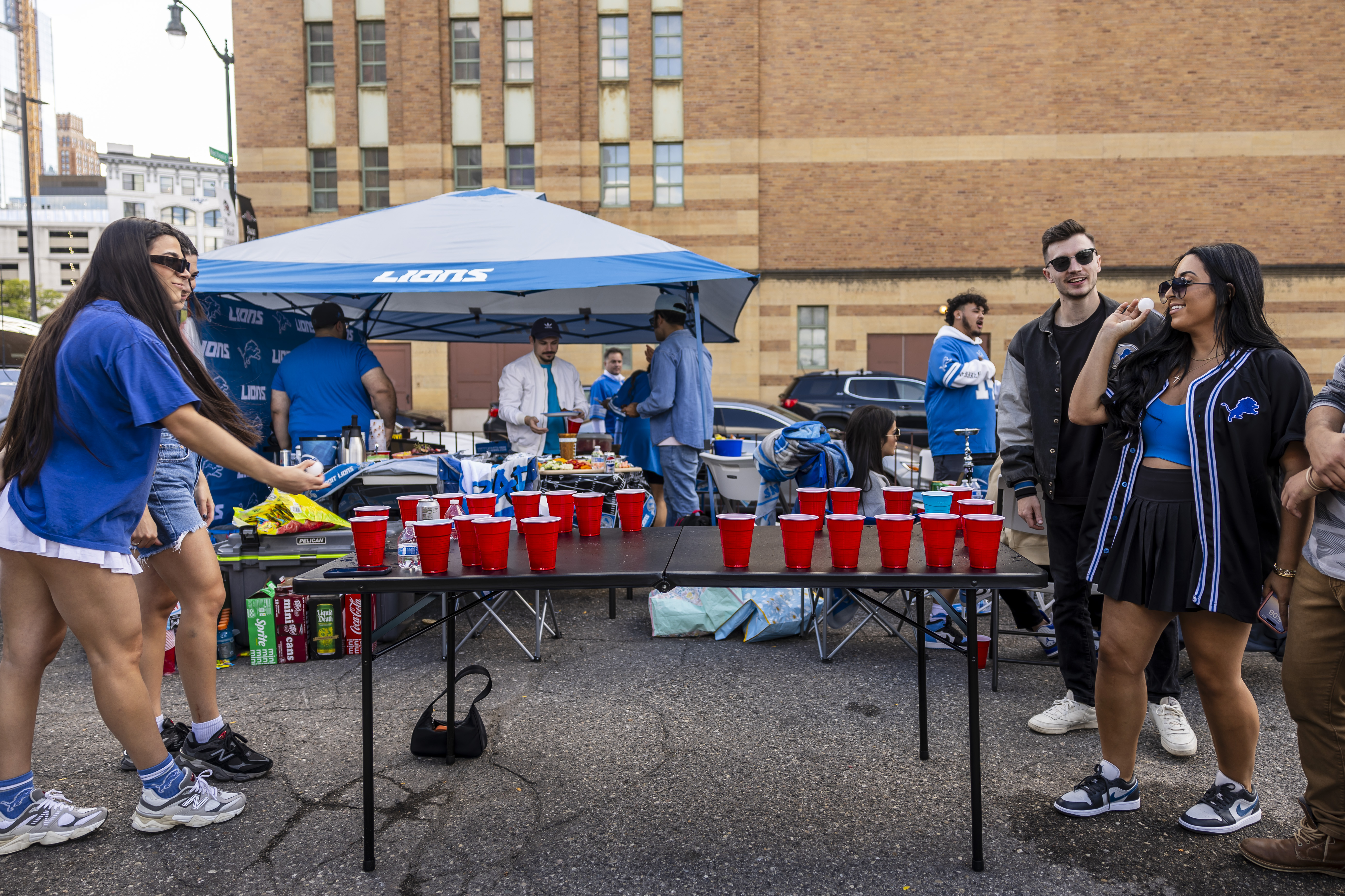 Thousands of Lions fans tailgate before facing the Rams in season ...