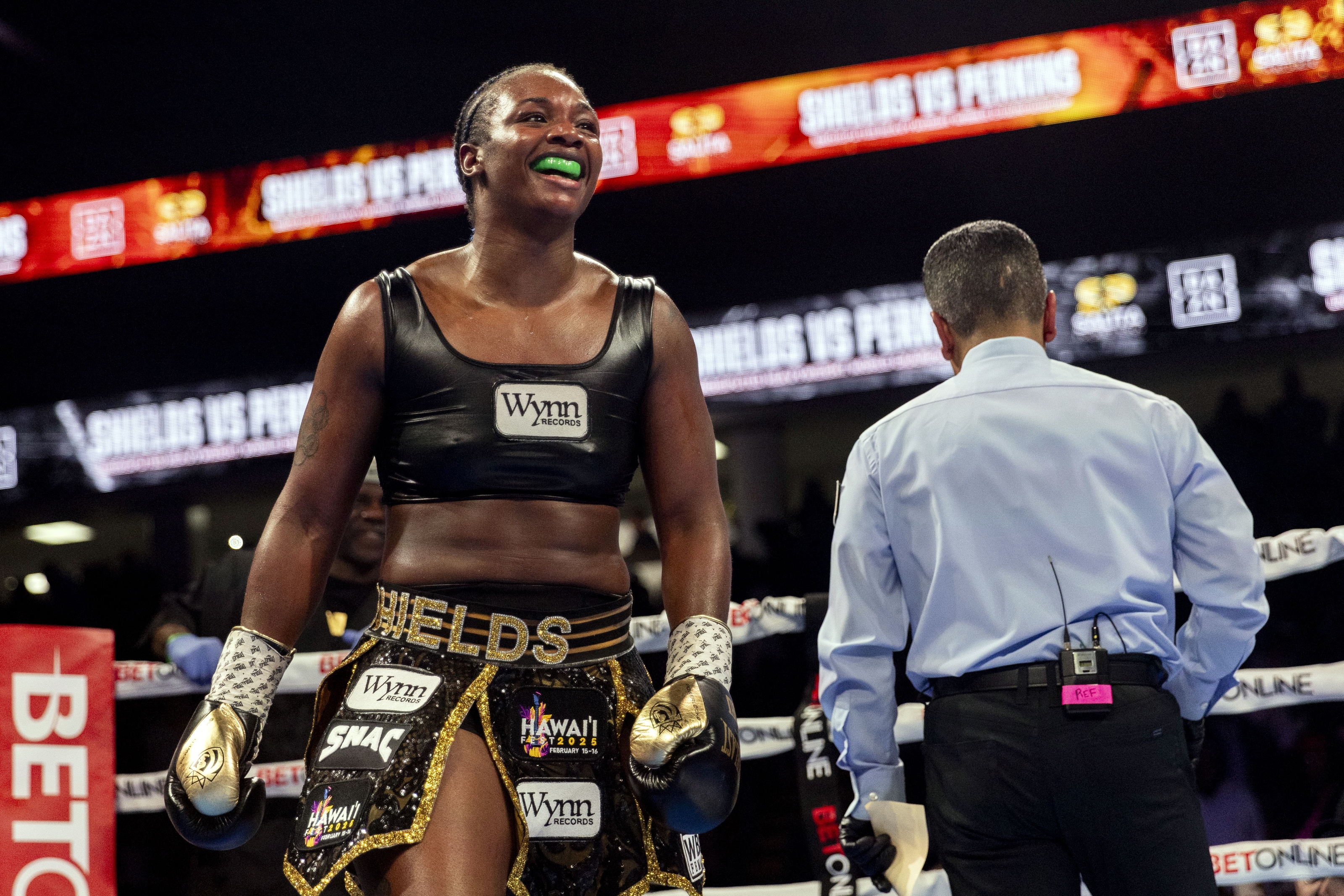 Claressa Shields drops Perkins, becomes undisputed heavyweight champ ...