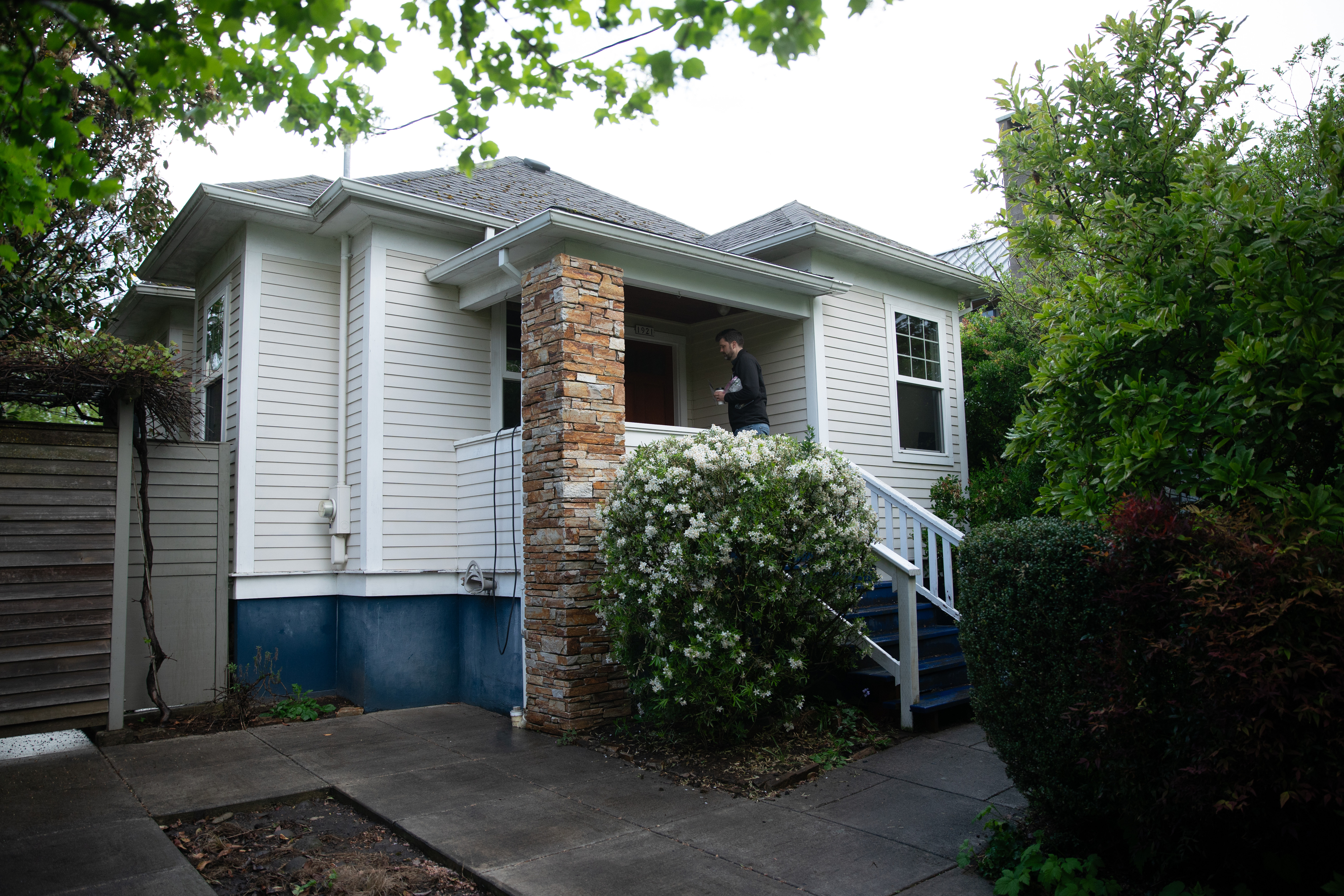 Multnomah County District Attorney Mike Schmidt goes canvassing door-to ...