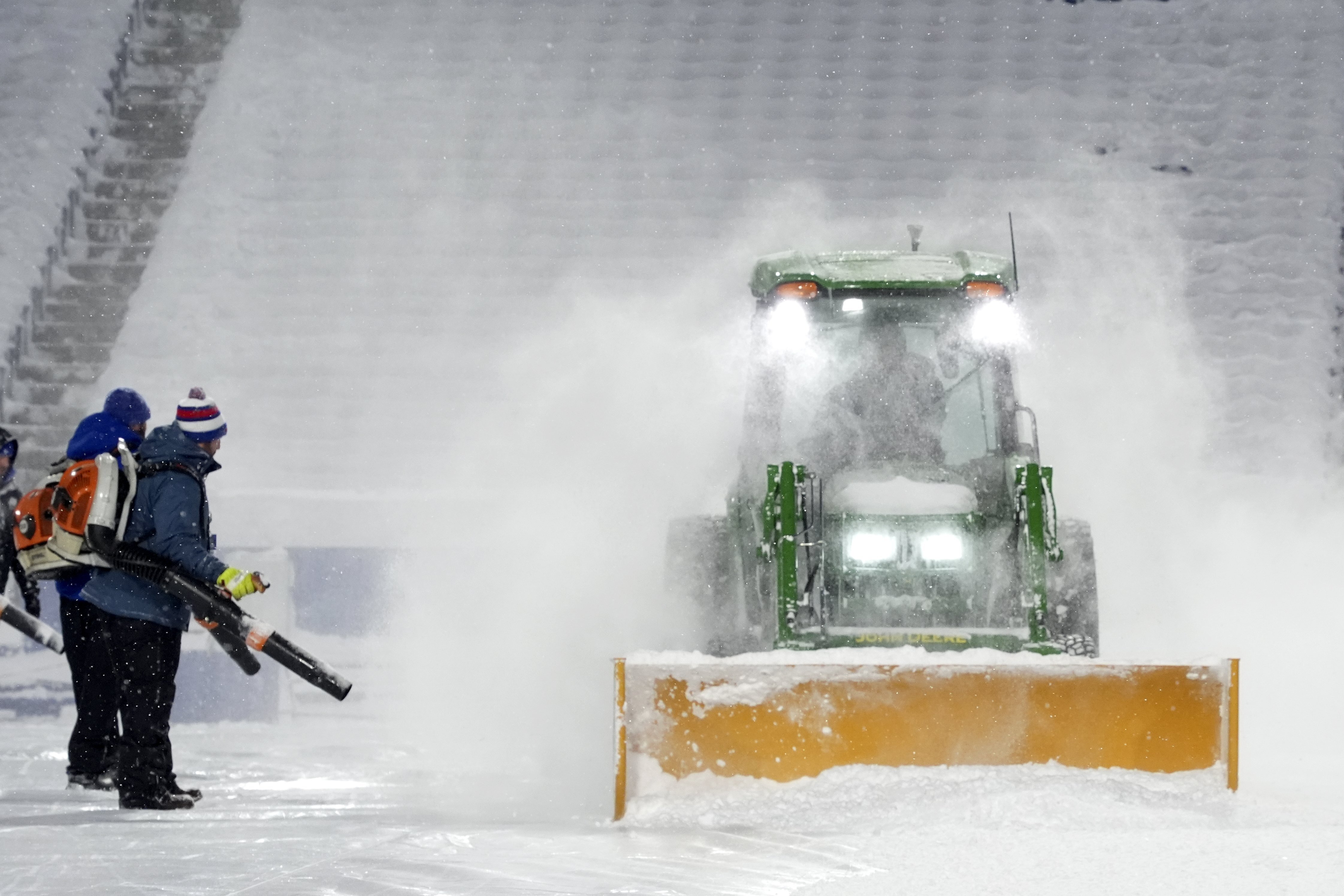 Crews clear out snow before Buffalo Bills take on San Francisco 49ers ...