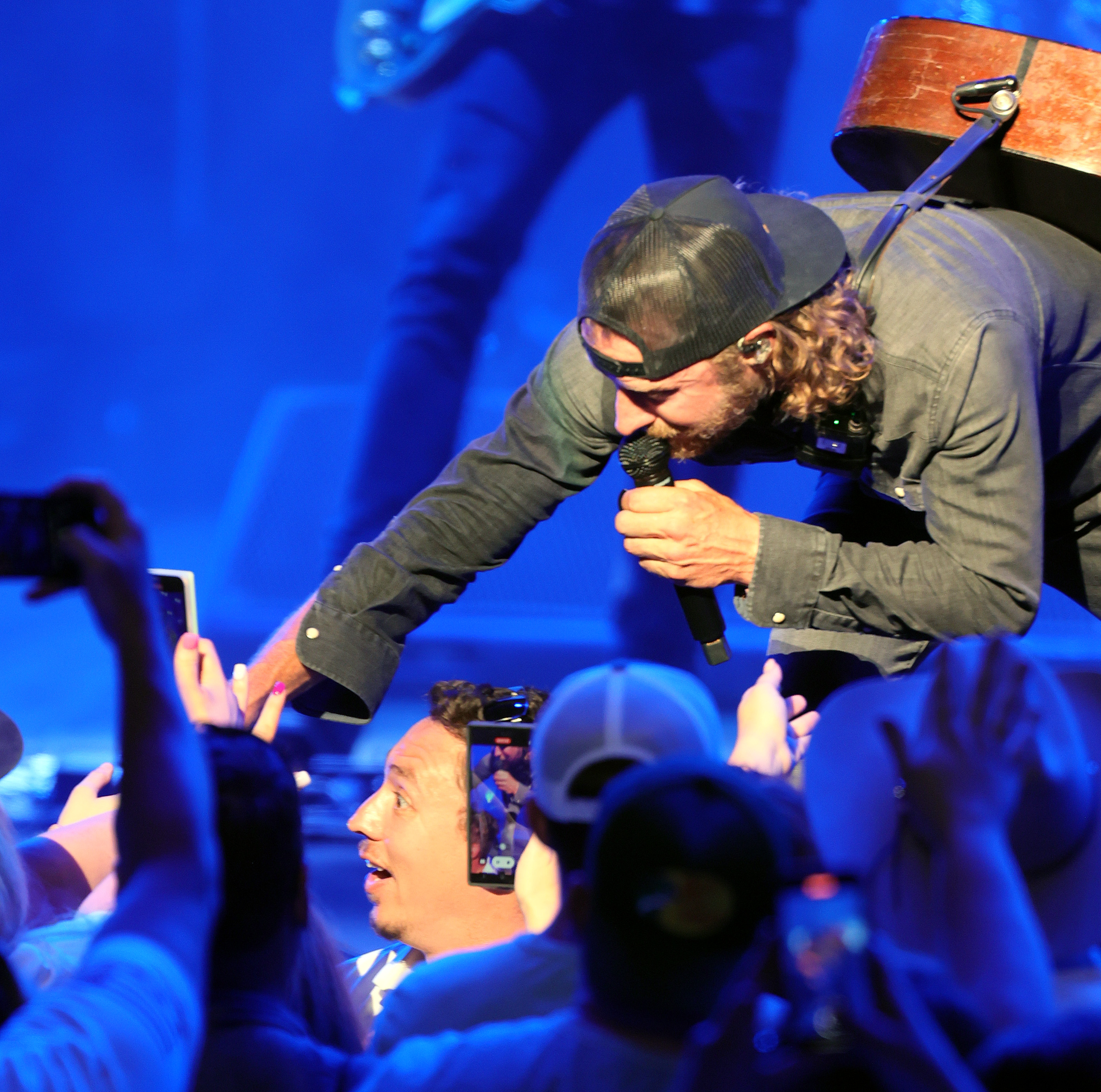 Country music singer Dierks Bentley stops at Blossom Music Center ...