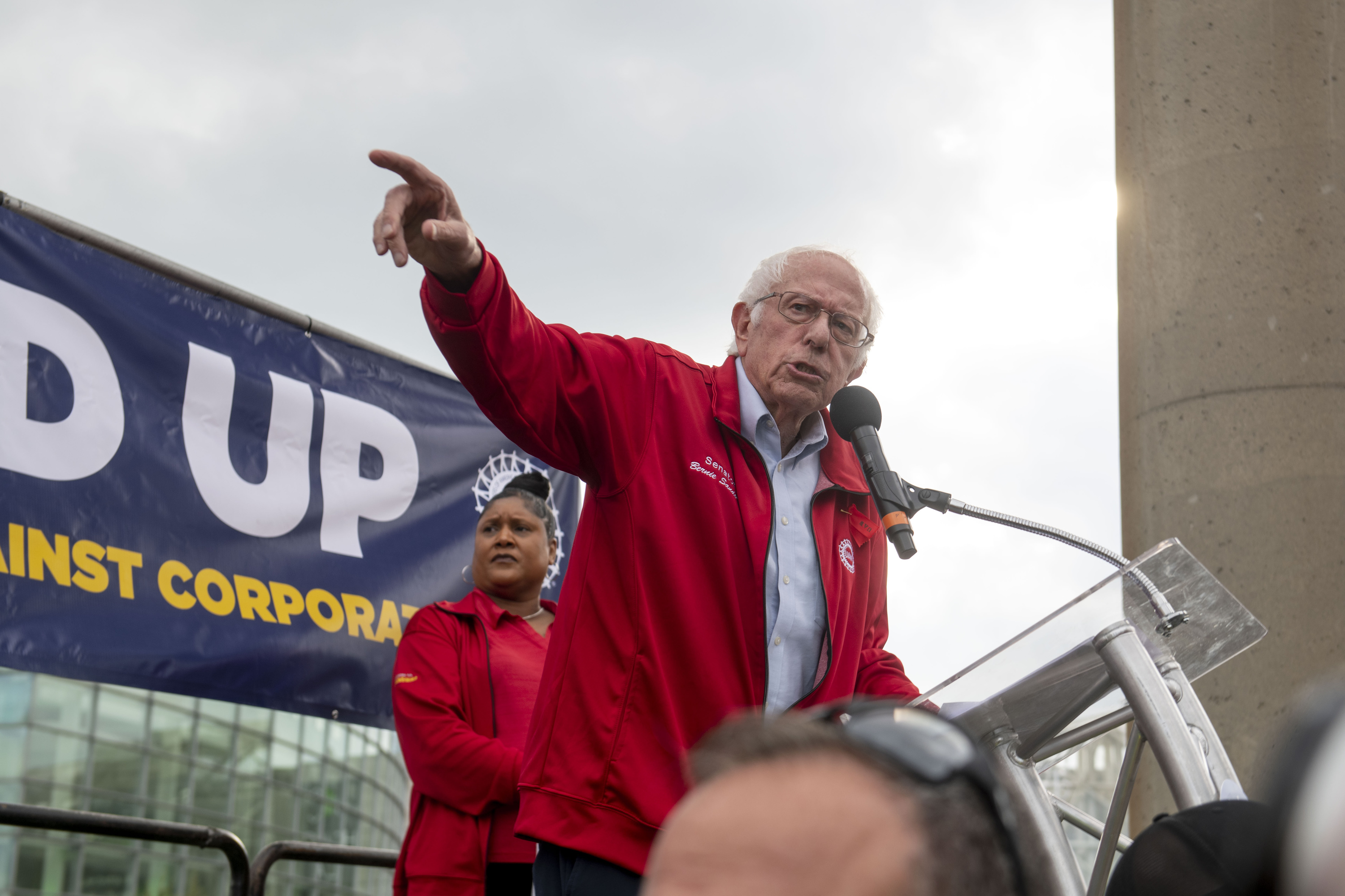 Gov. Whitmer, Bernie Sanders speak in support of UAW at downtown ...