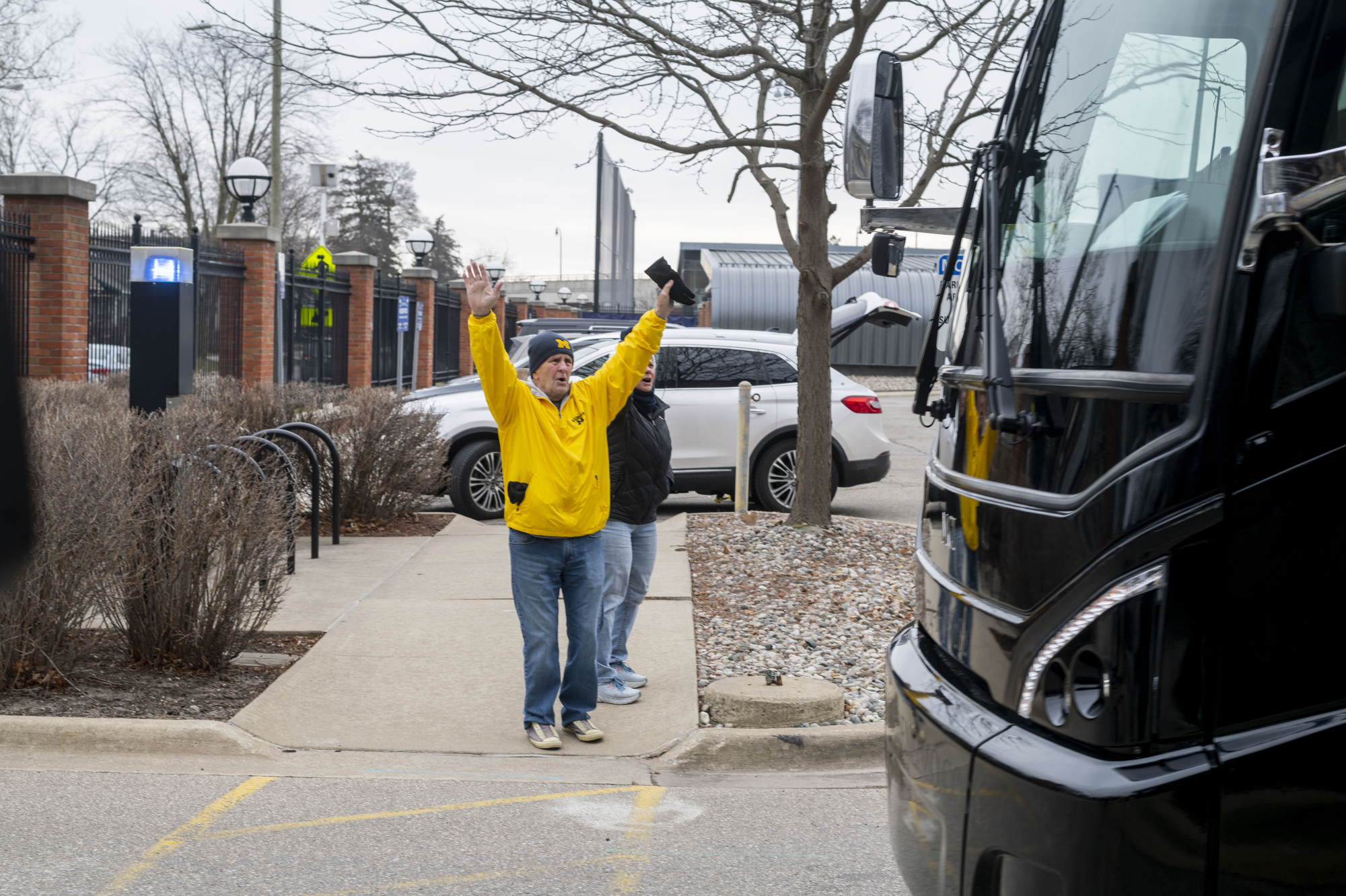 Michigan football players depart Ann Arbor bound for national ...