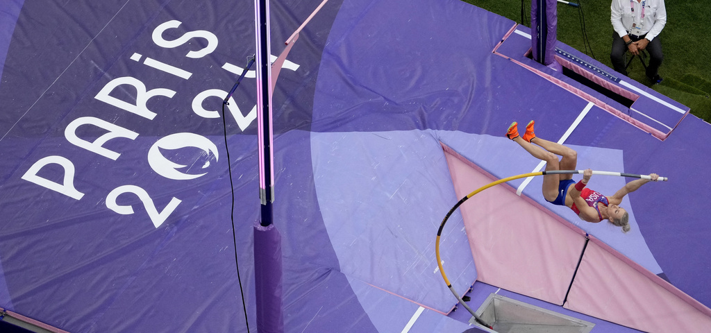Katie Moon in the pole vault final at Paris Olympics 2024 - cleveland.com