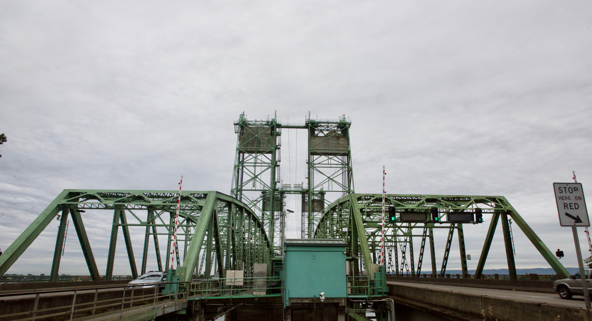 An up-close look at the aging 100-year-old Interstate 5 bridge ...