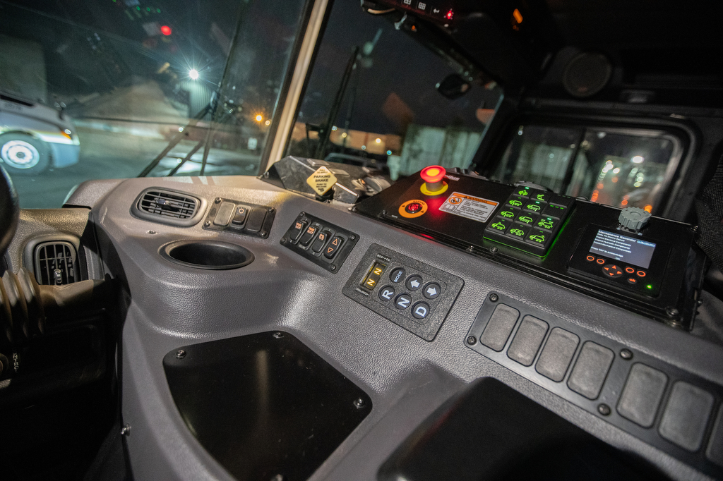 COR City of Roses Disposal and Recycling electric dump truck ...