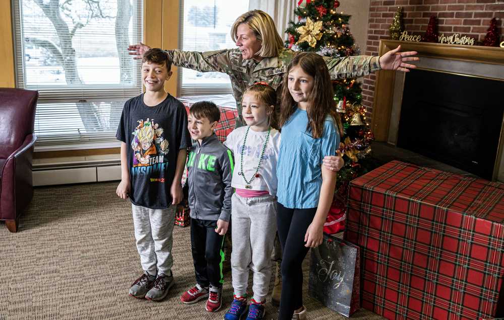 Army mom returns early from deployment surprising kids at school ...