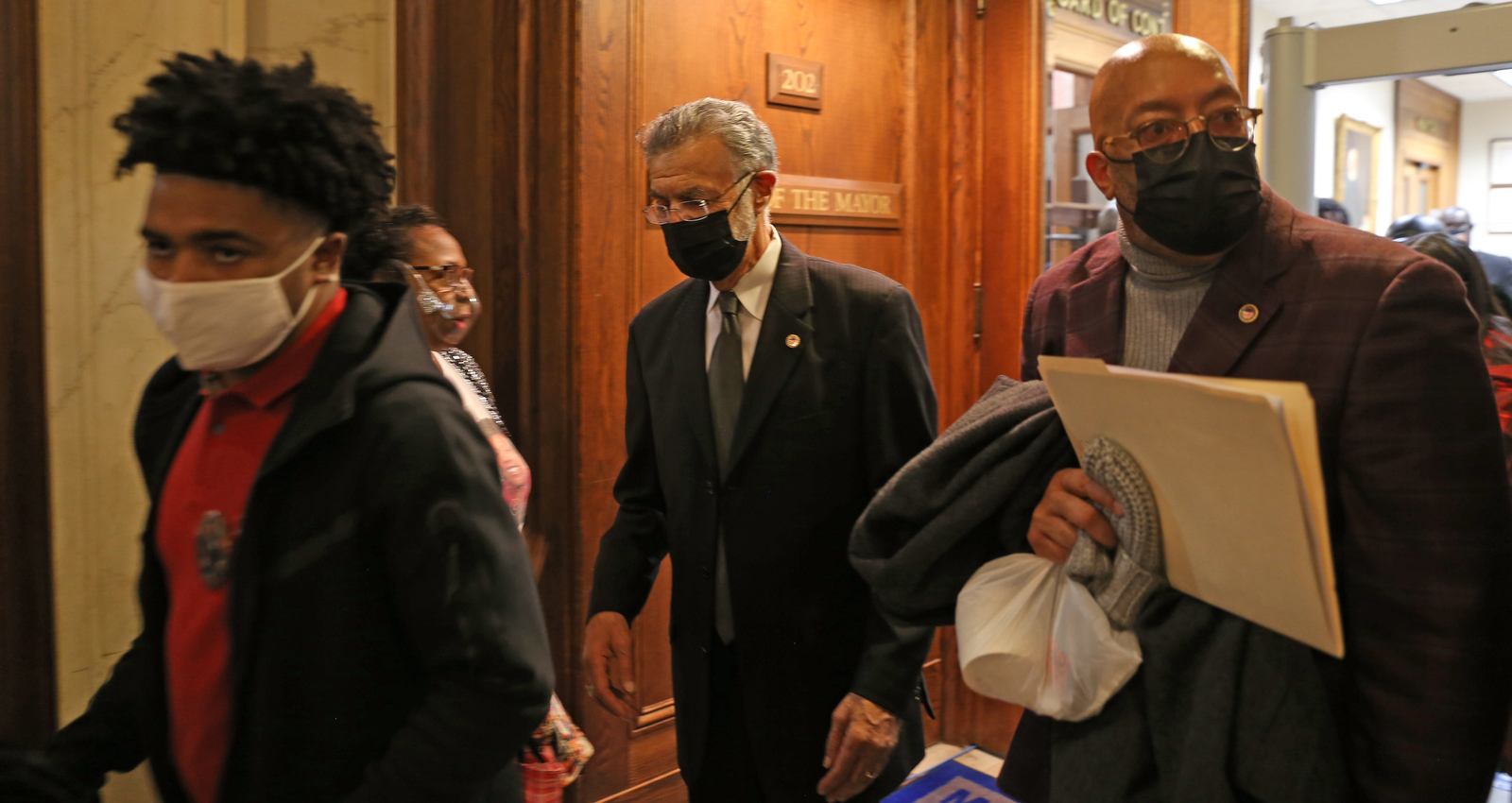 Outgoing Cleveland Mayor Frank Jackson unveils official portrait ...