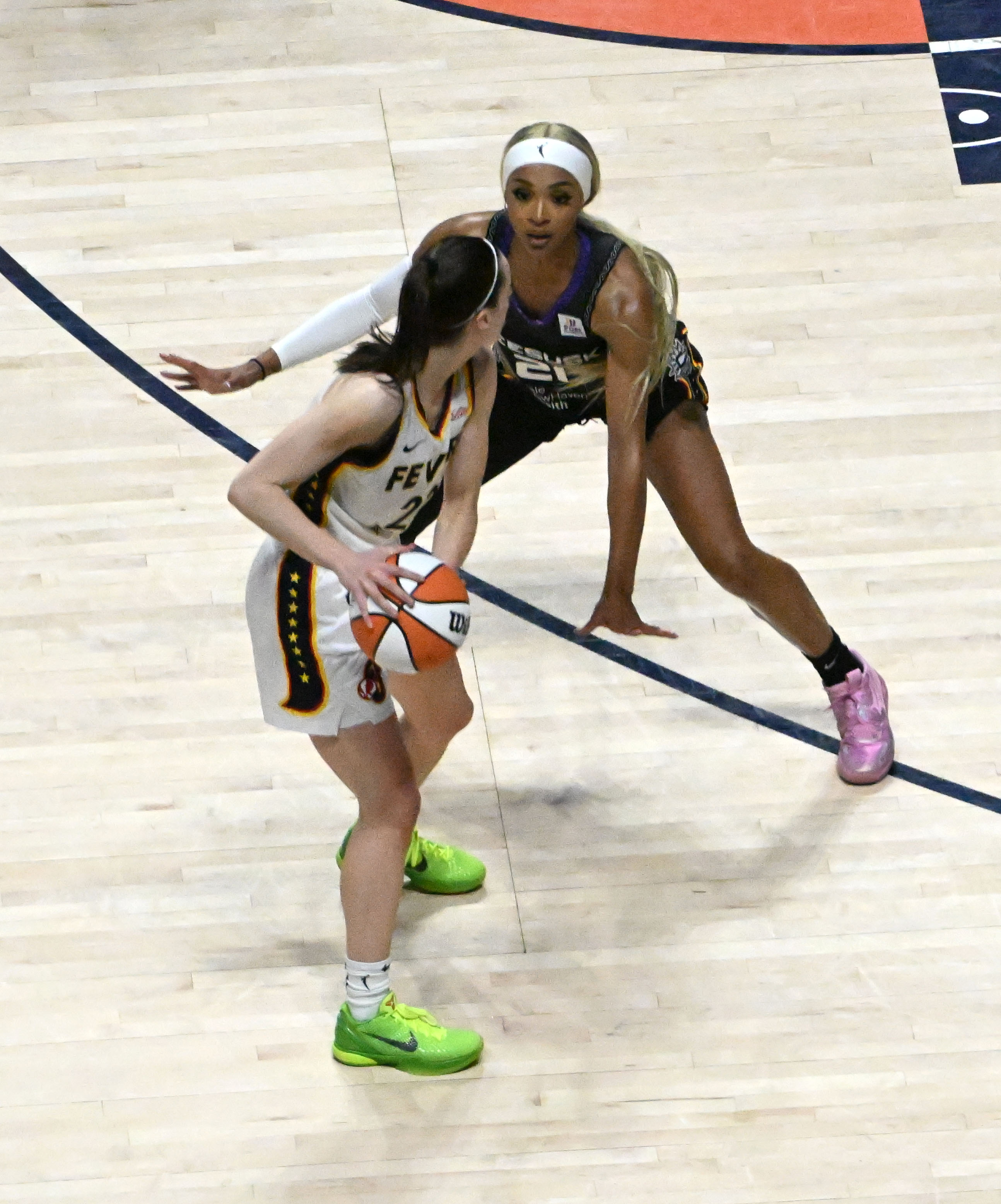 Caitlin Clark makes WNBA debut in loss to Connecticut Sun - masslive.com