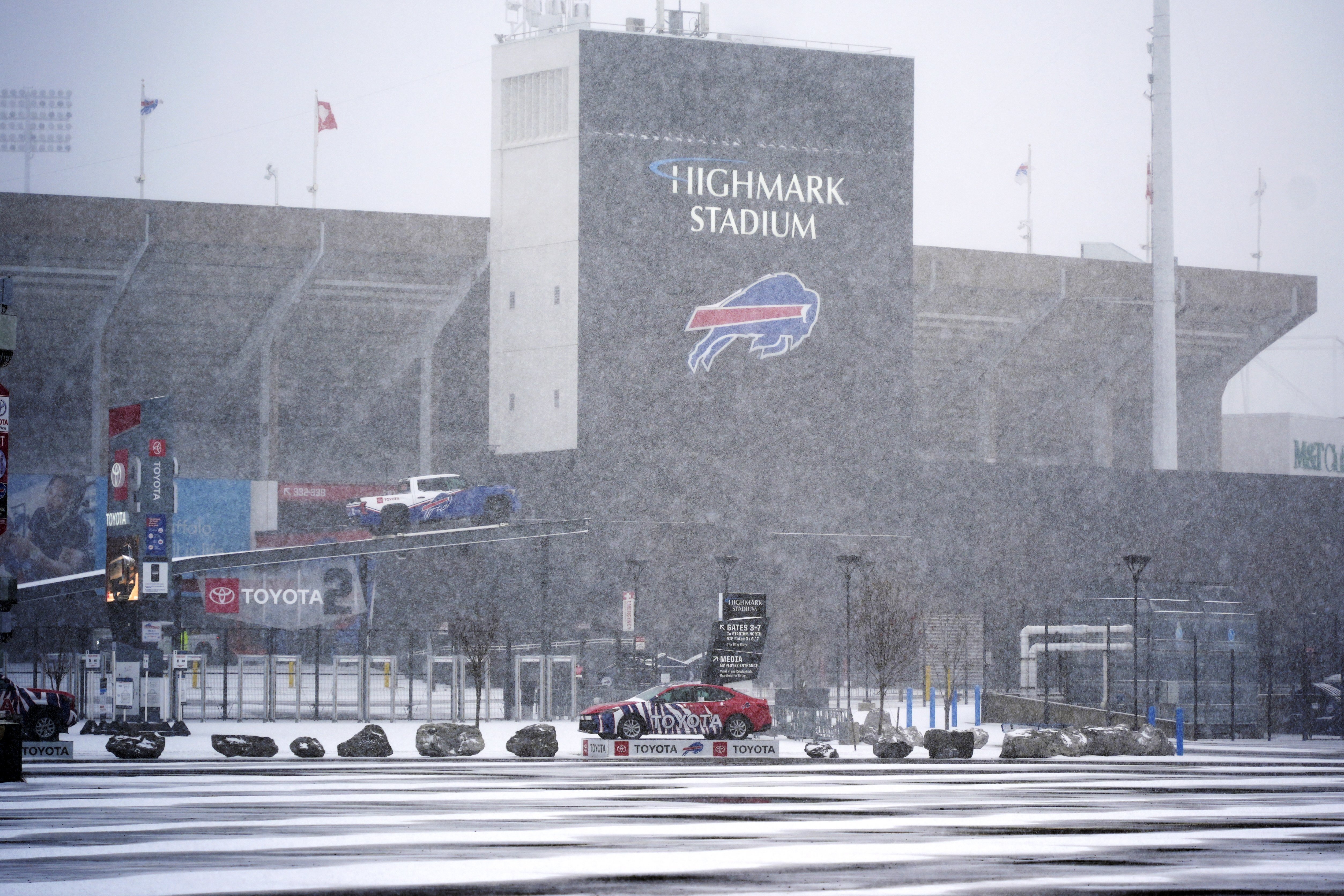 Crews clear out snow before Buffalo Bills take on San Francisco 49ers ...