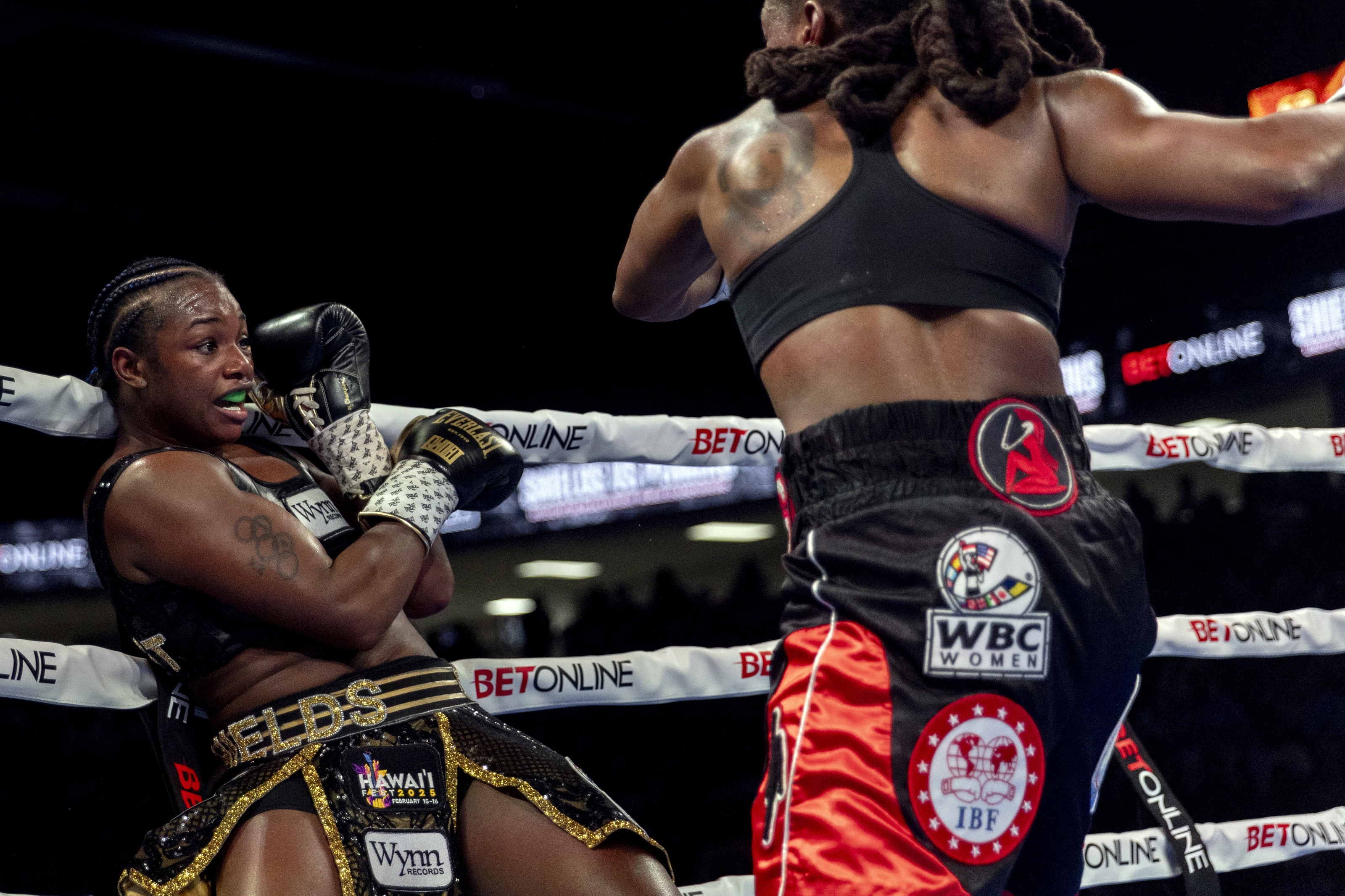 Claressa Shields drops Perkins, becomes undisputed heavyweight champ ...
