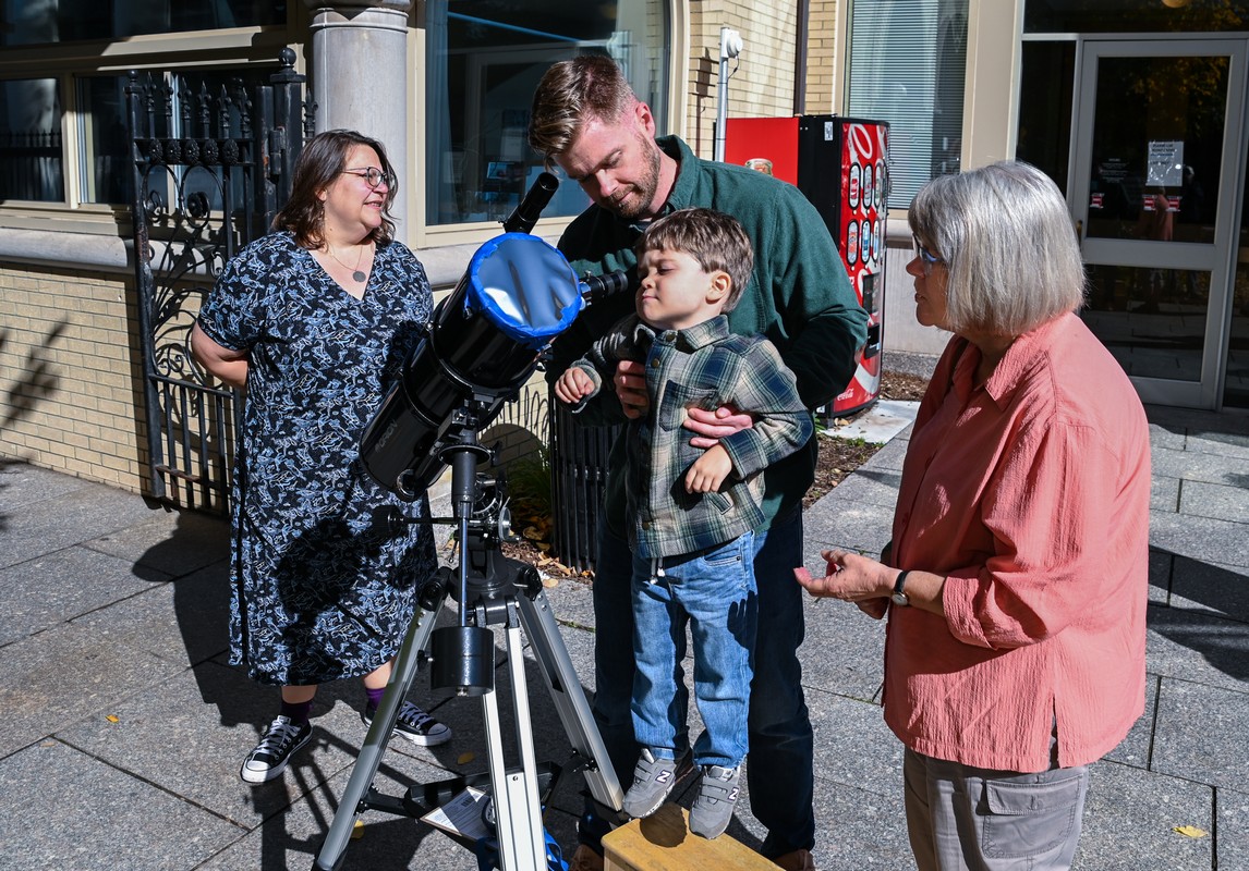 Glass artist Josh Simpson brings creations, fun to Springfield Museums ...