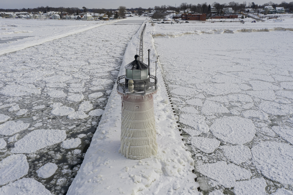Ice takes over Lake Michigan shoreline in South Haven - mlive.com