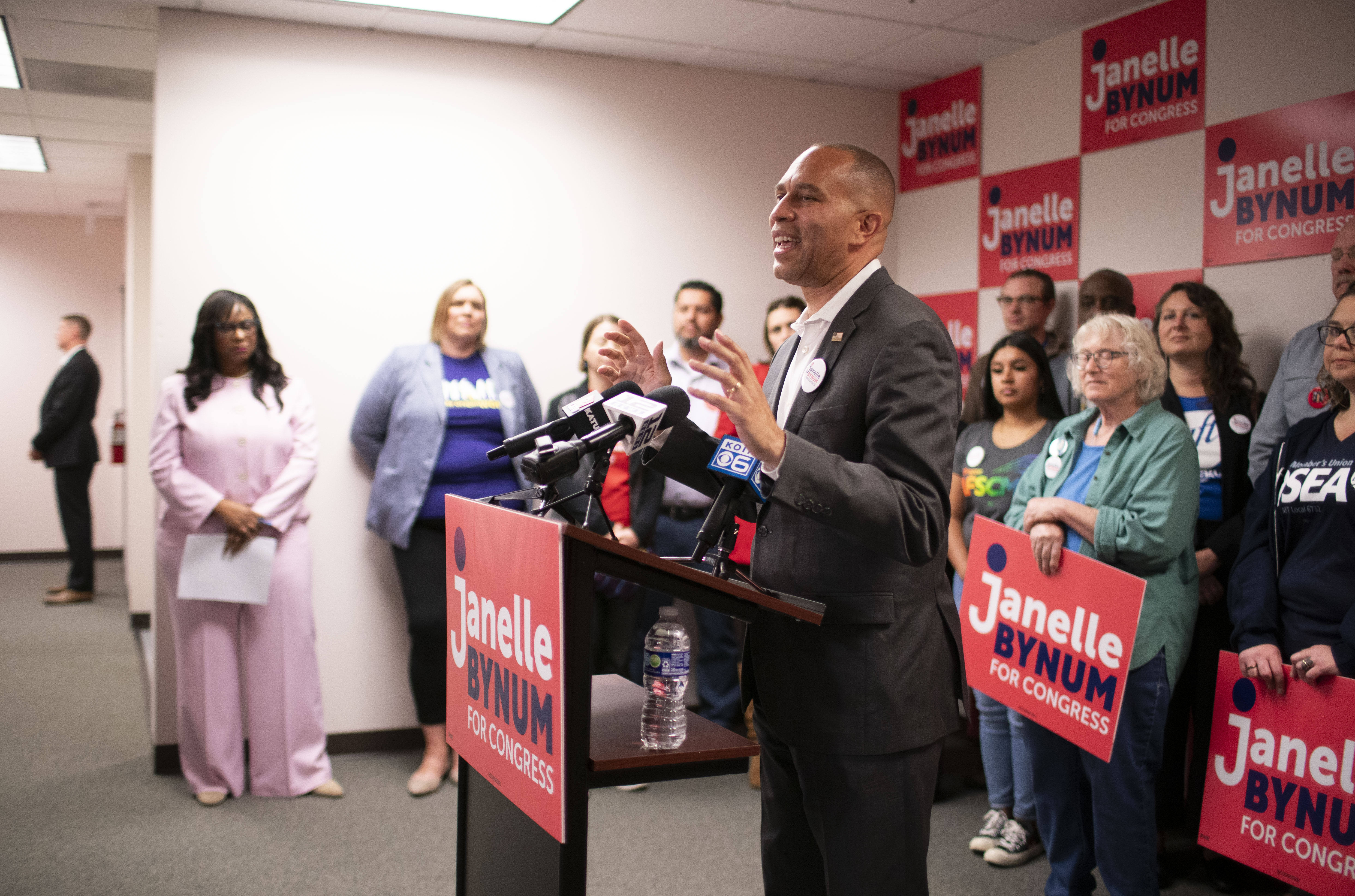 Rep Janelle Bynum and House Minority Leader Hakeem Jeffries ...