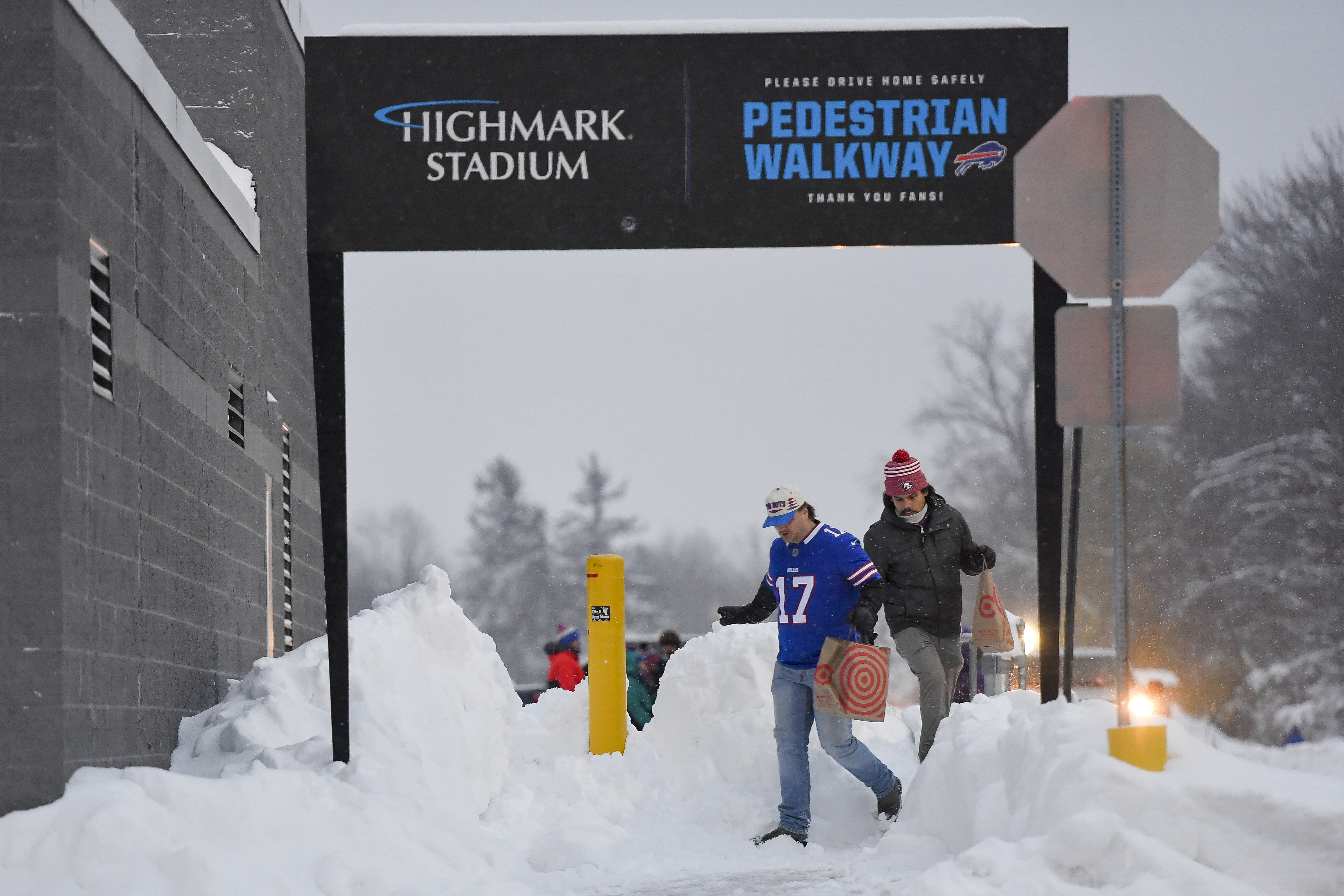 Crews clear out snow before Buffalo Bills take on San Francisco 49ers ...