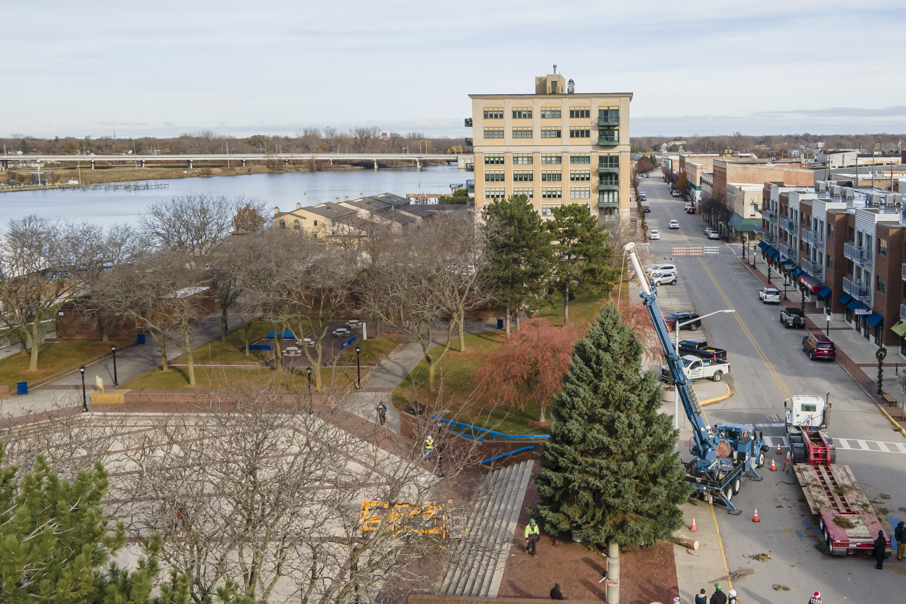 Christmastime in Bay City has arrived with downtown tree in place ...