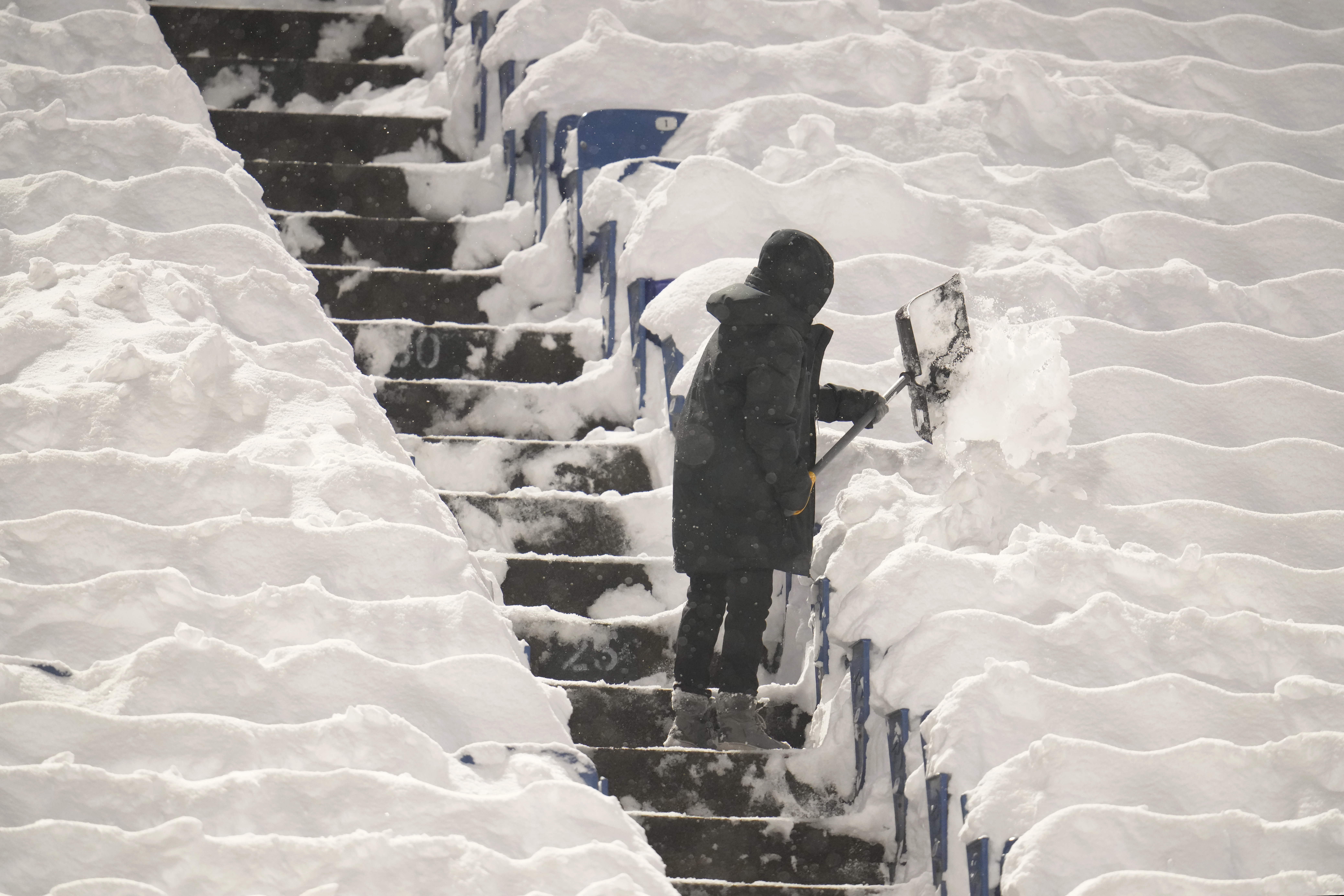Crews clear out snow before Buffalo Bills take on San Francisco 49ers ...