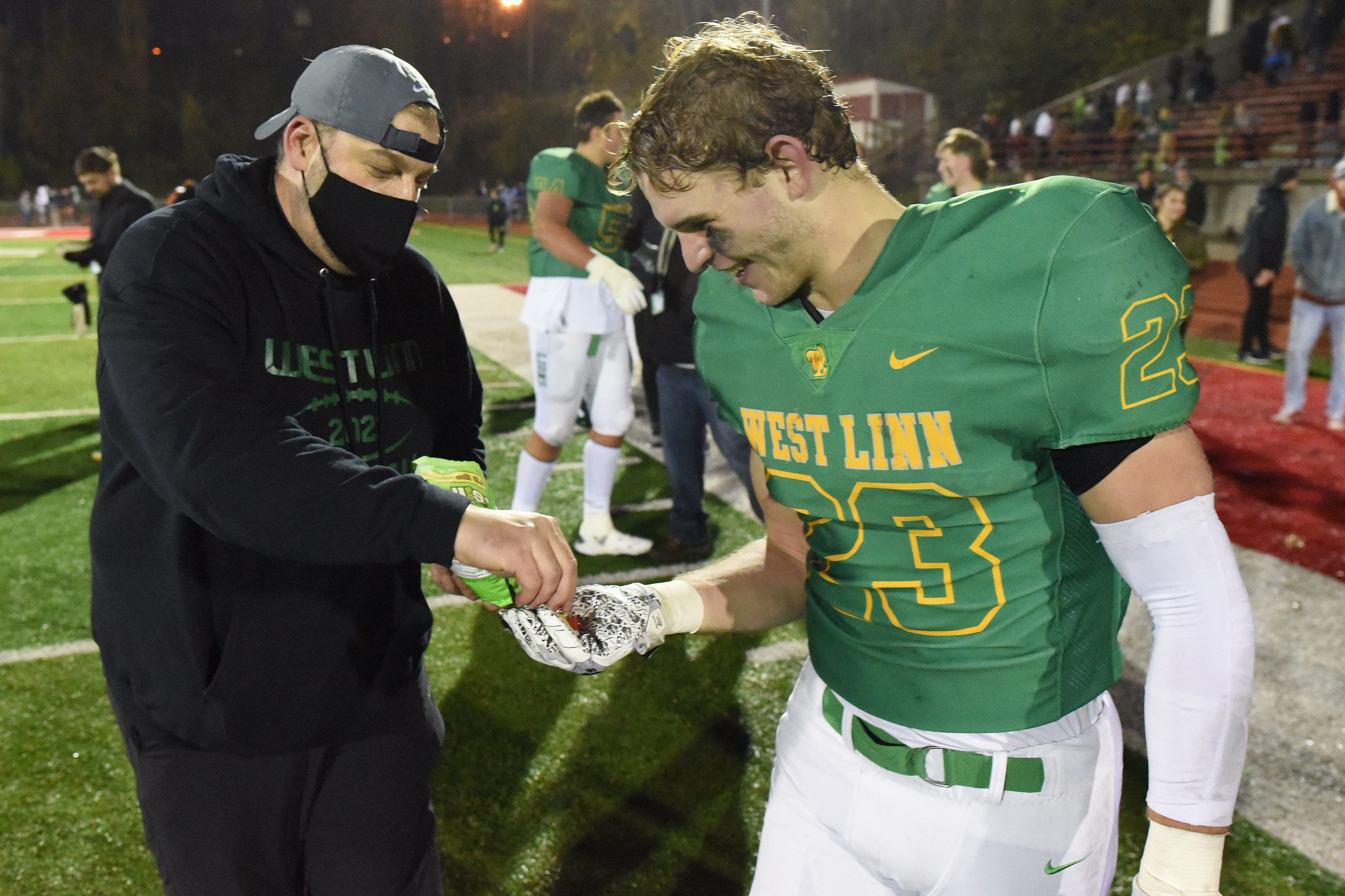 Lakeridge vs. West Linn in Oregon Class 6A football quarterfinals ...
