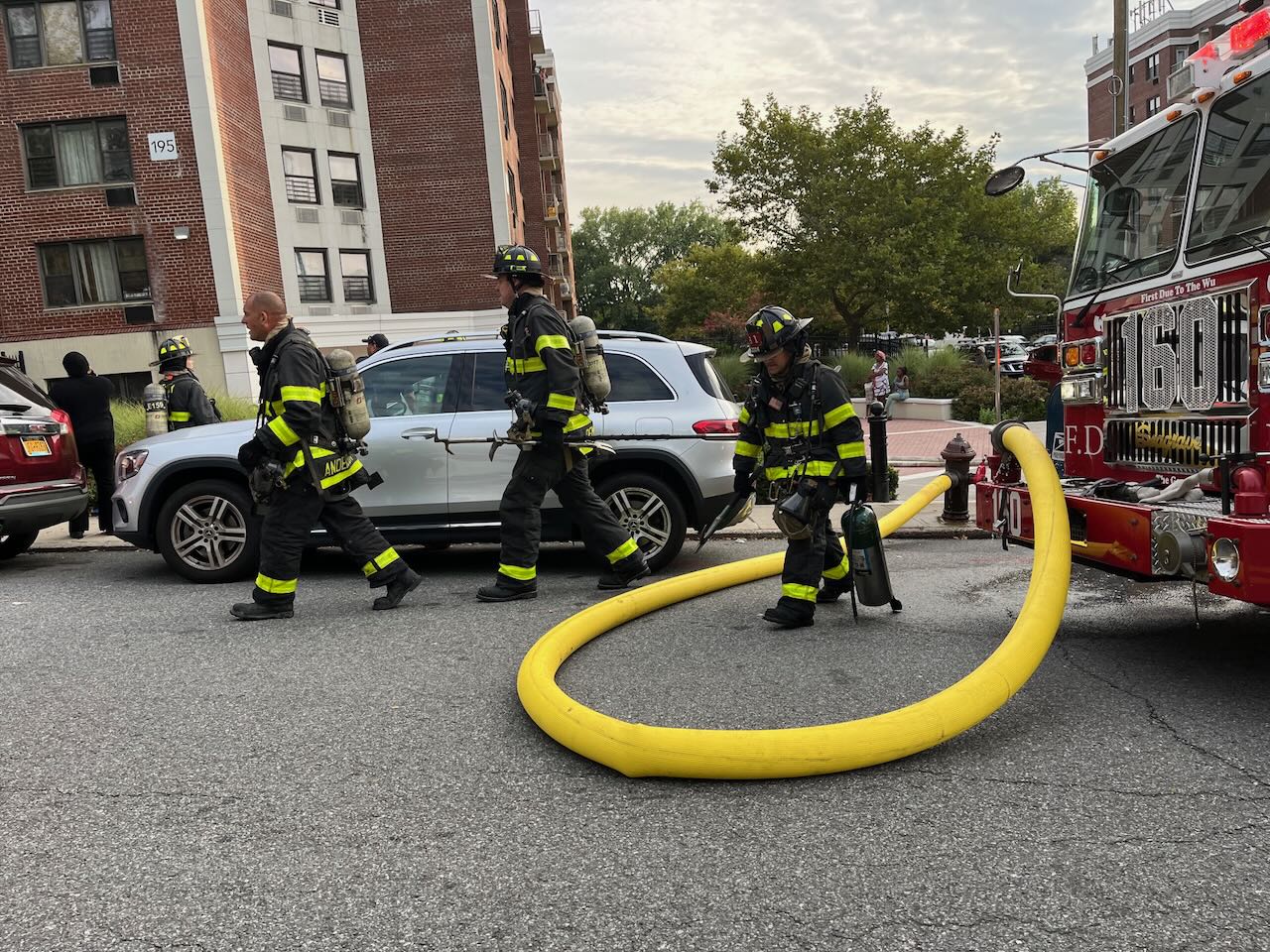 FDNY responds to fire at apartment building on Staten Island - silive.com