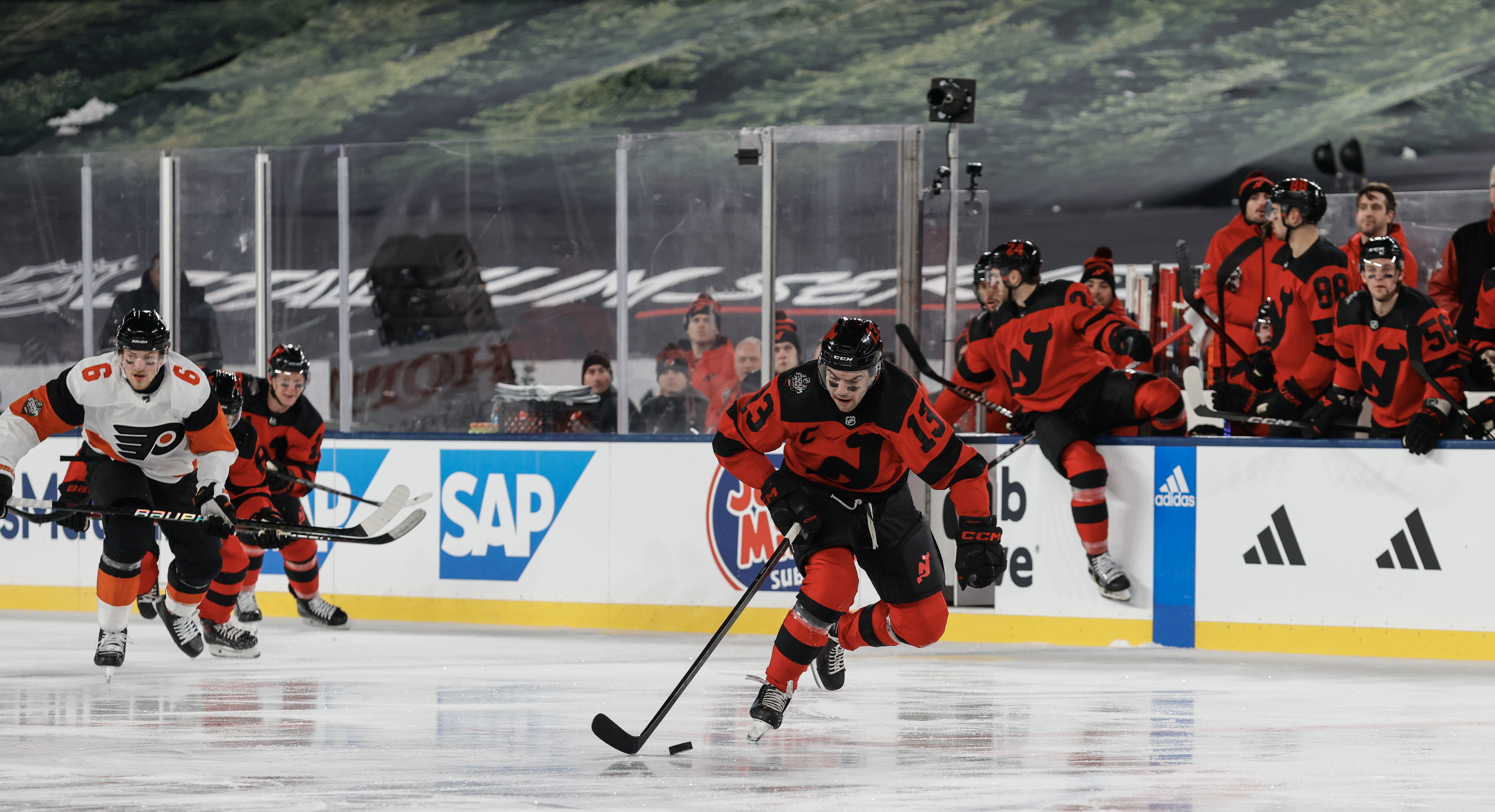 New Jersey Devils vs. Philadelphia Flyers in NHL Stadium Series game at ...