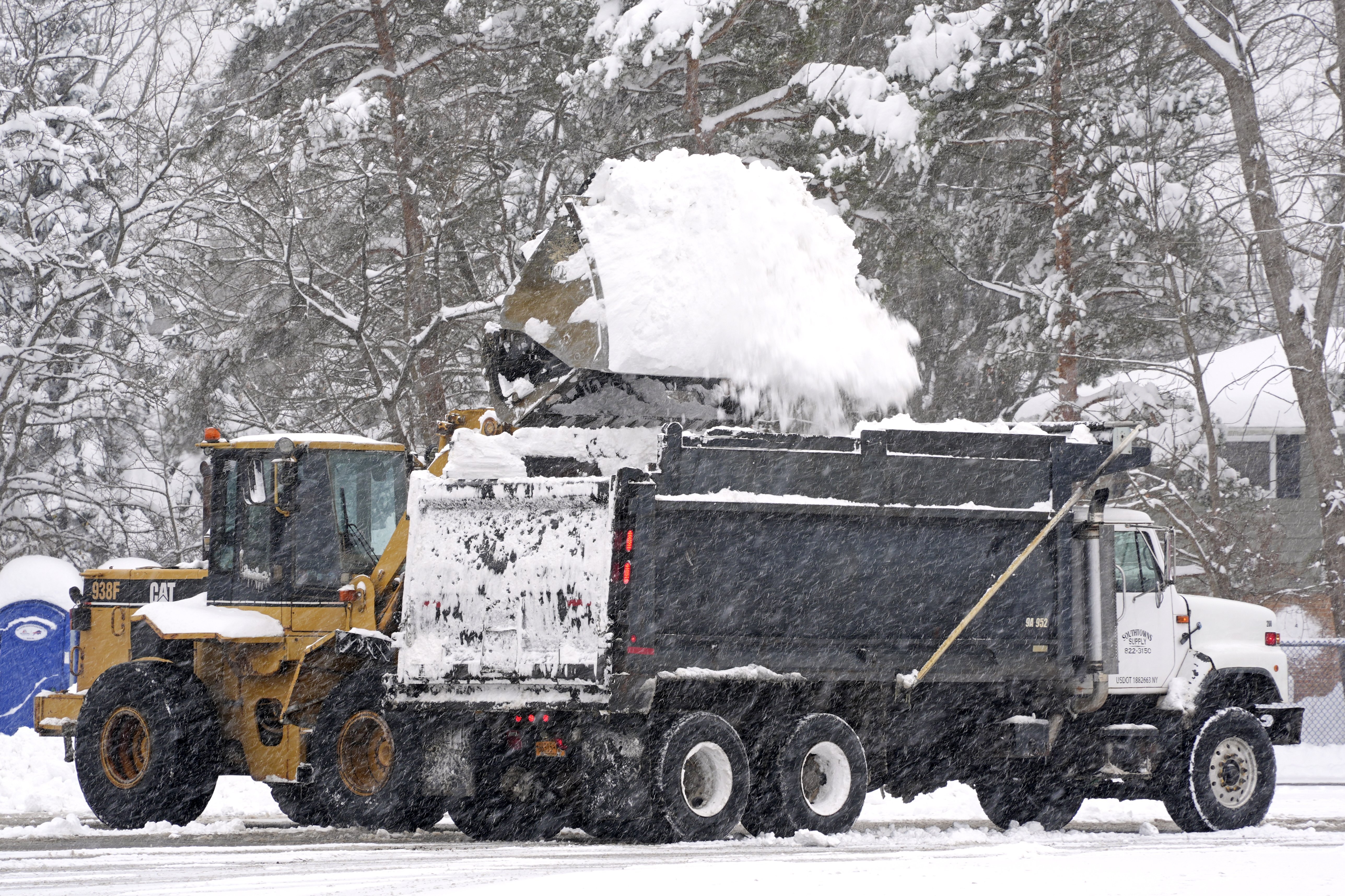 Crews clear out snow before Buffalo Bills take on San Francisco 49ers ...