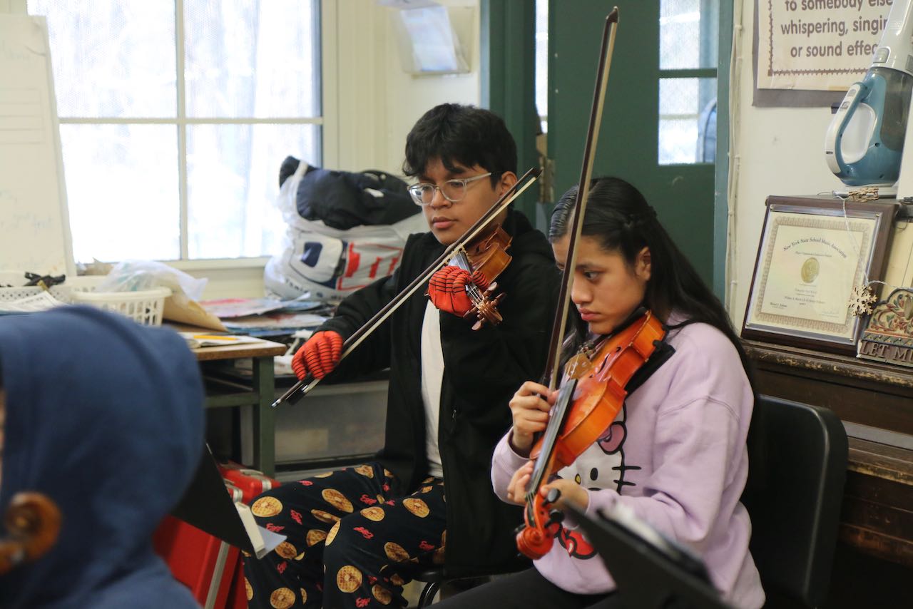 Staten Island music educator brings joy of strings instruments to ...